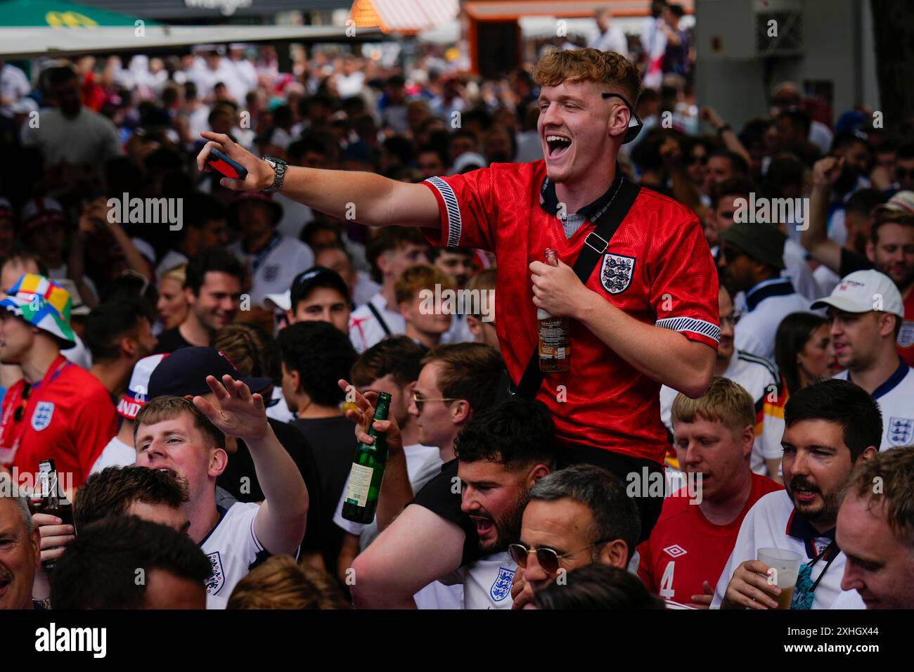 England's fans chant slogans and drink beers at Breitscheidplatz in ...