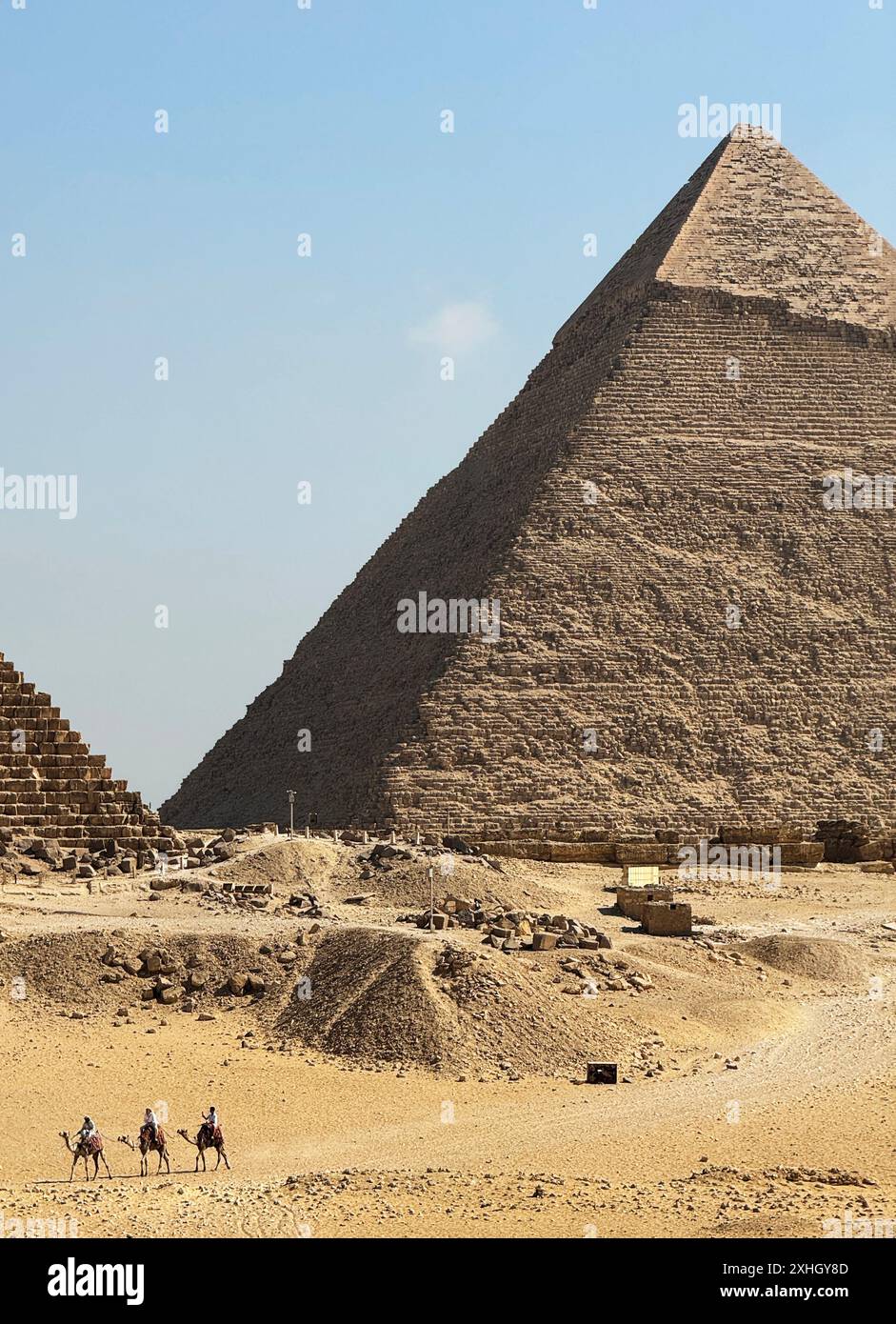 (240714) -- CAIRO, July 14, 2024 (Xinhua) -- Tourists visit the Giza ...