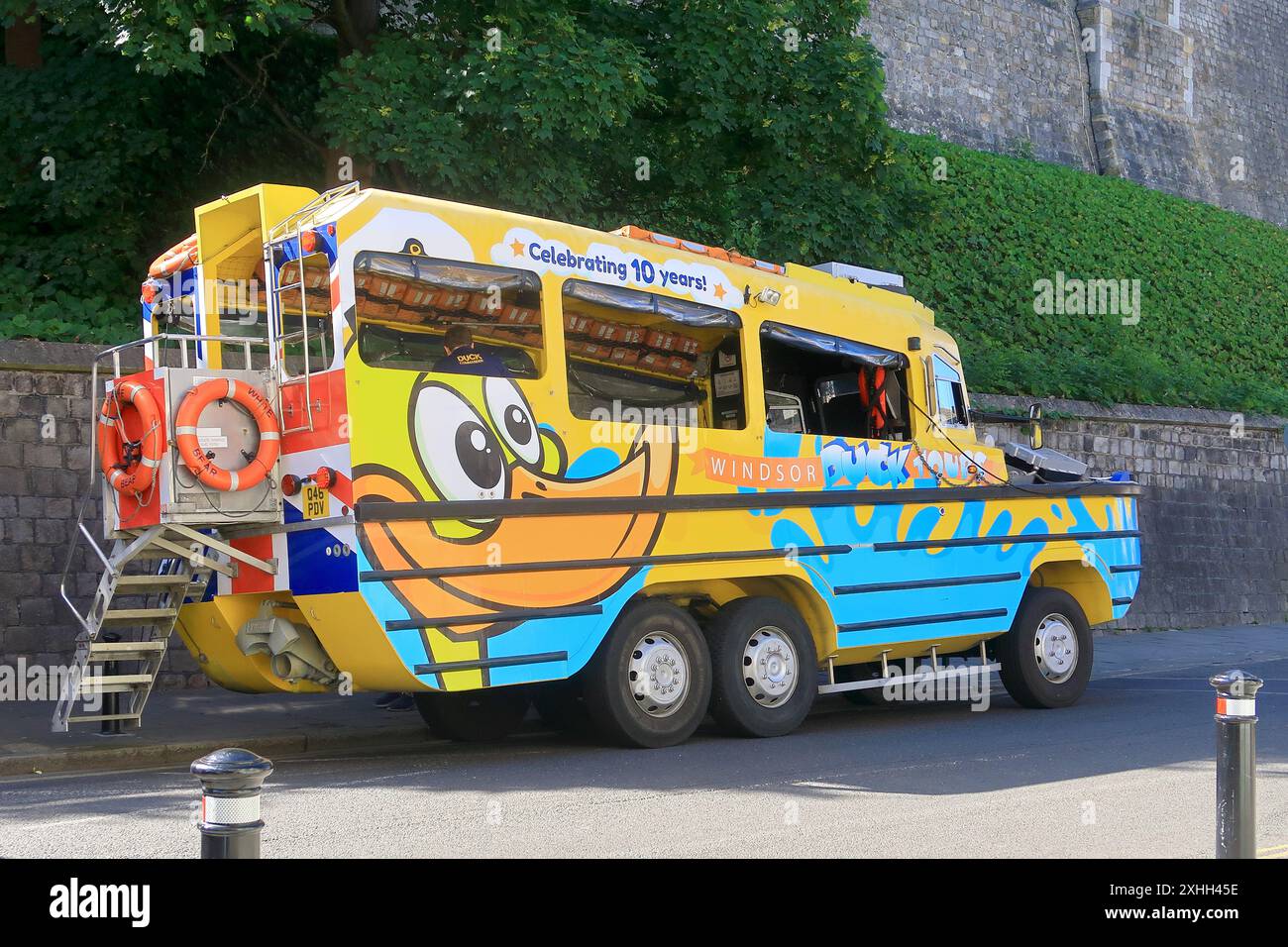 Windsor castle tour bus Stock Photo - Alamy