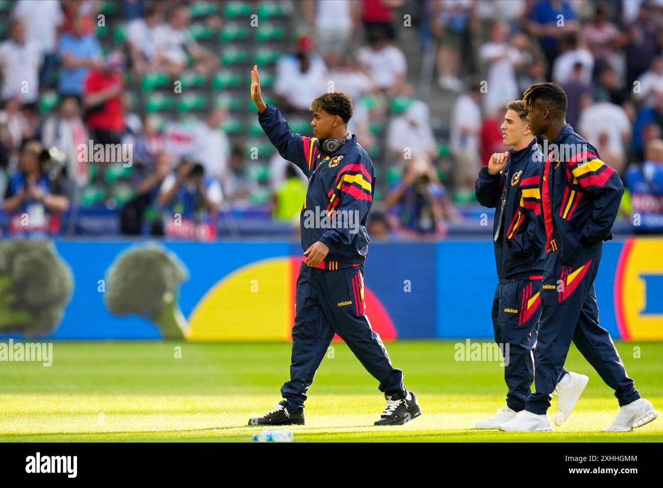 Spain's Lamine Yamal, left, and his teammates take a walk on the pitch ...