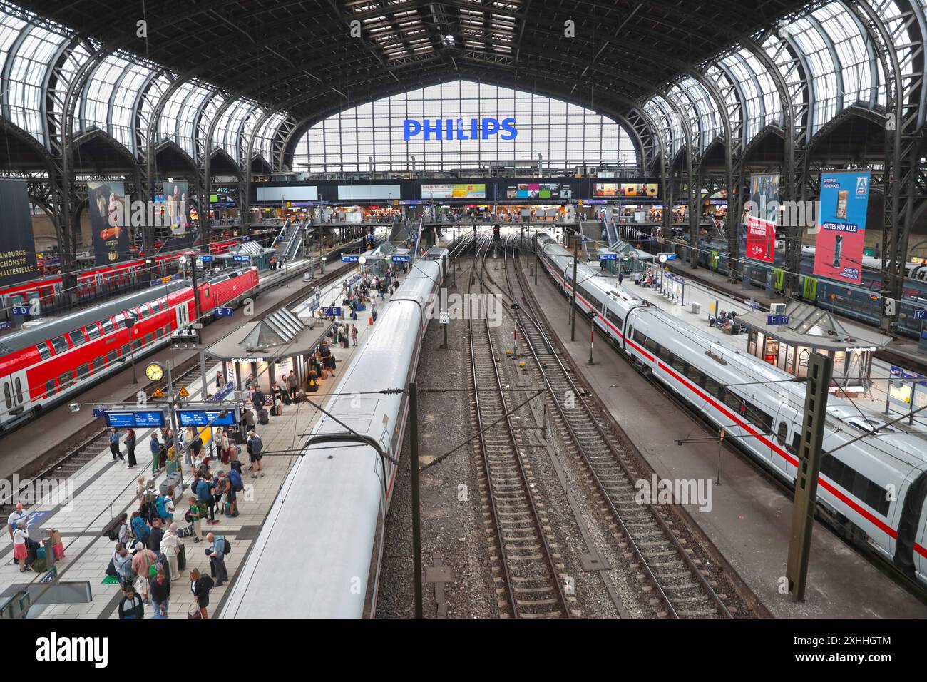 Auf dem bahnsteig hi-res stock photography and images - Alamy
