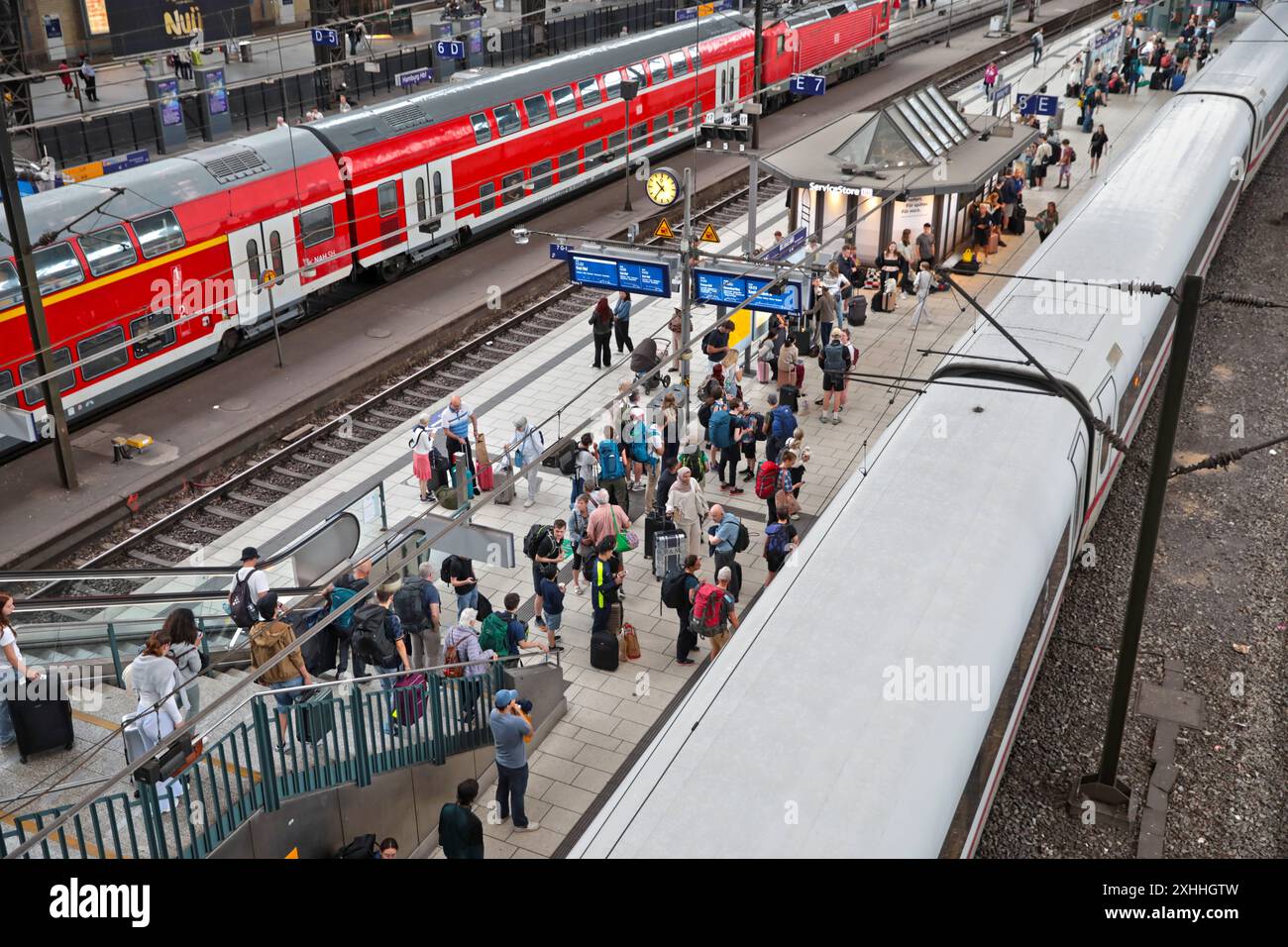 Auf dem bahnsteig hi-res stock photography and images - Alamy