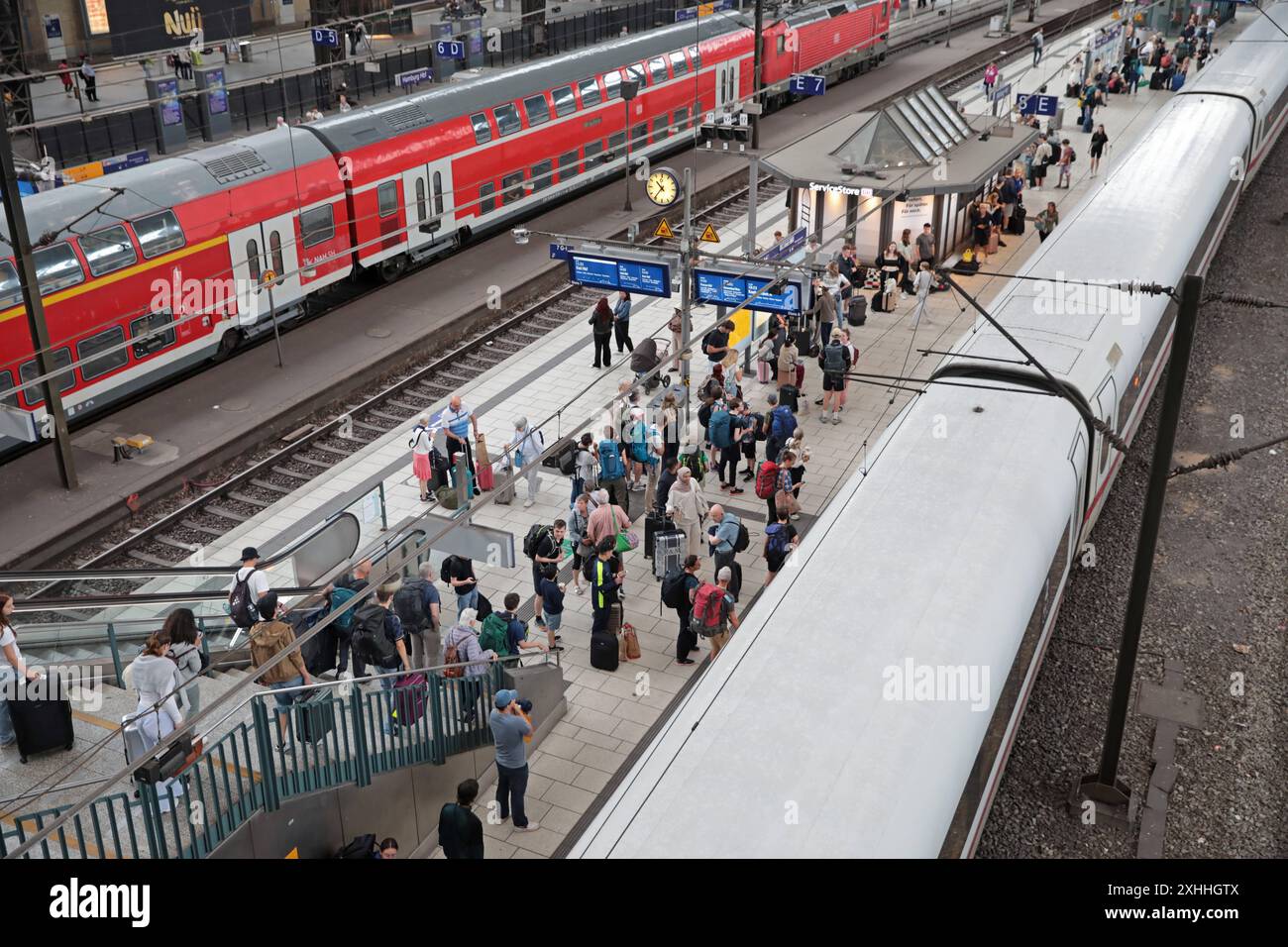 Auf dem bahnsteig hi-res stock photography and images - Alamy