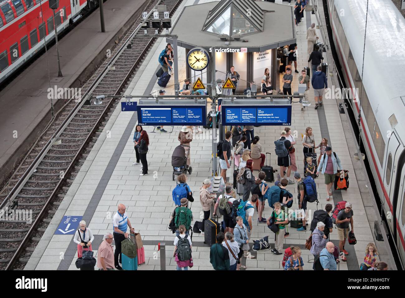 Auf dem bahnsteig hi-res stock photography and images - Alamy