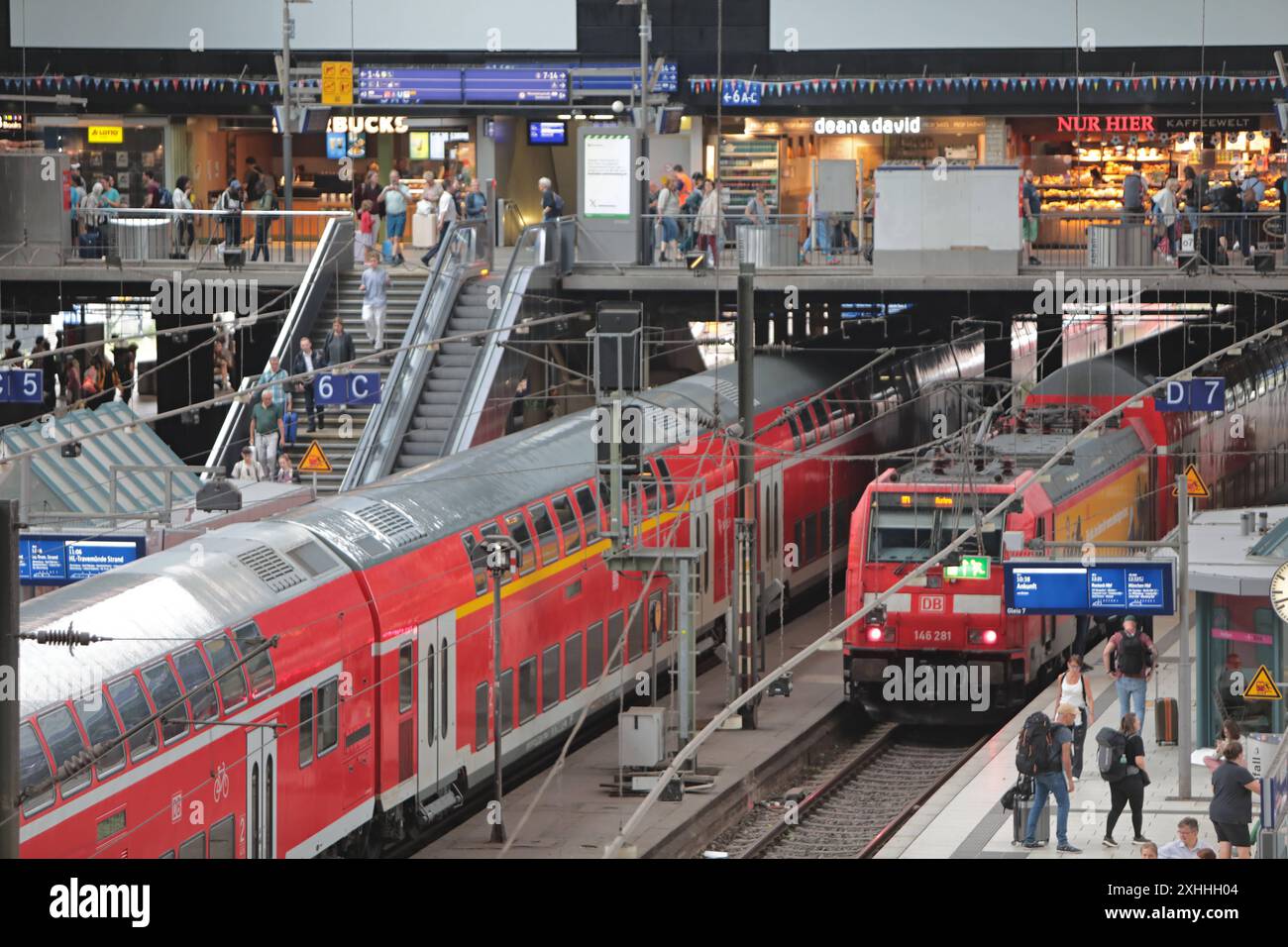 Auf dem bahnsteig hi-res stock photography and images - Alamy