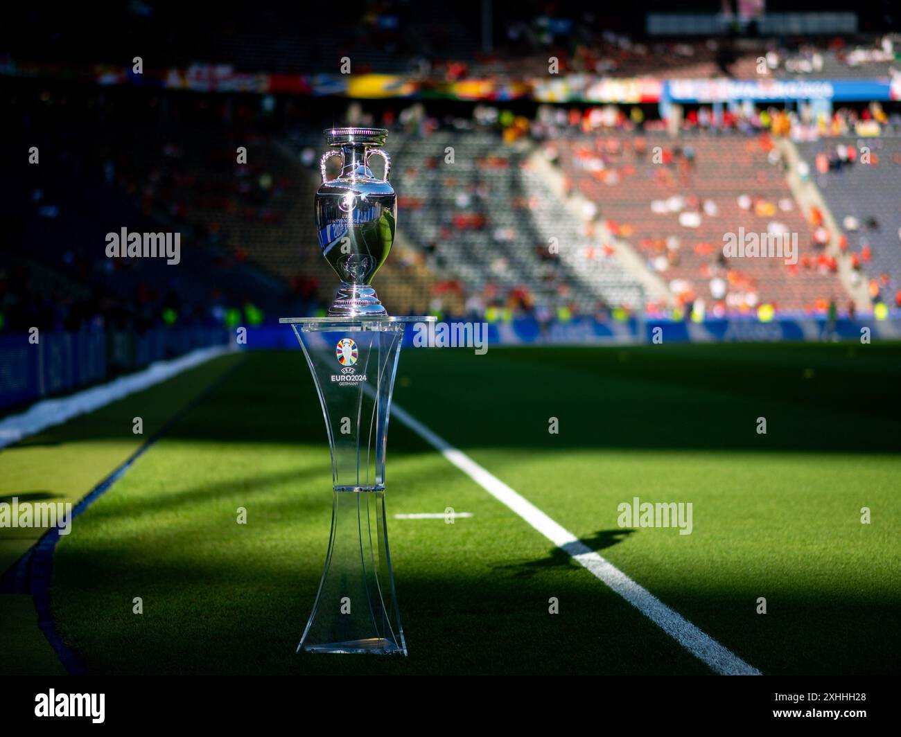 Symbolbild / Themenfoto Praesentation des EM Pokal Henri-Delaunay-Pokal ...