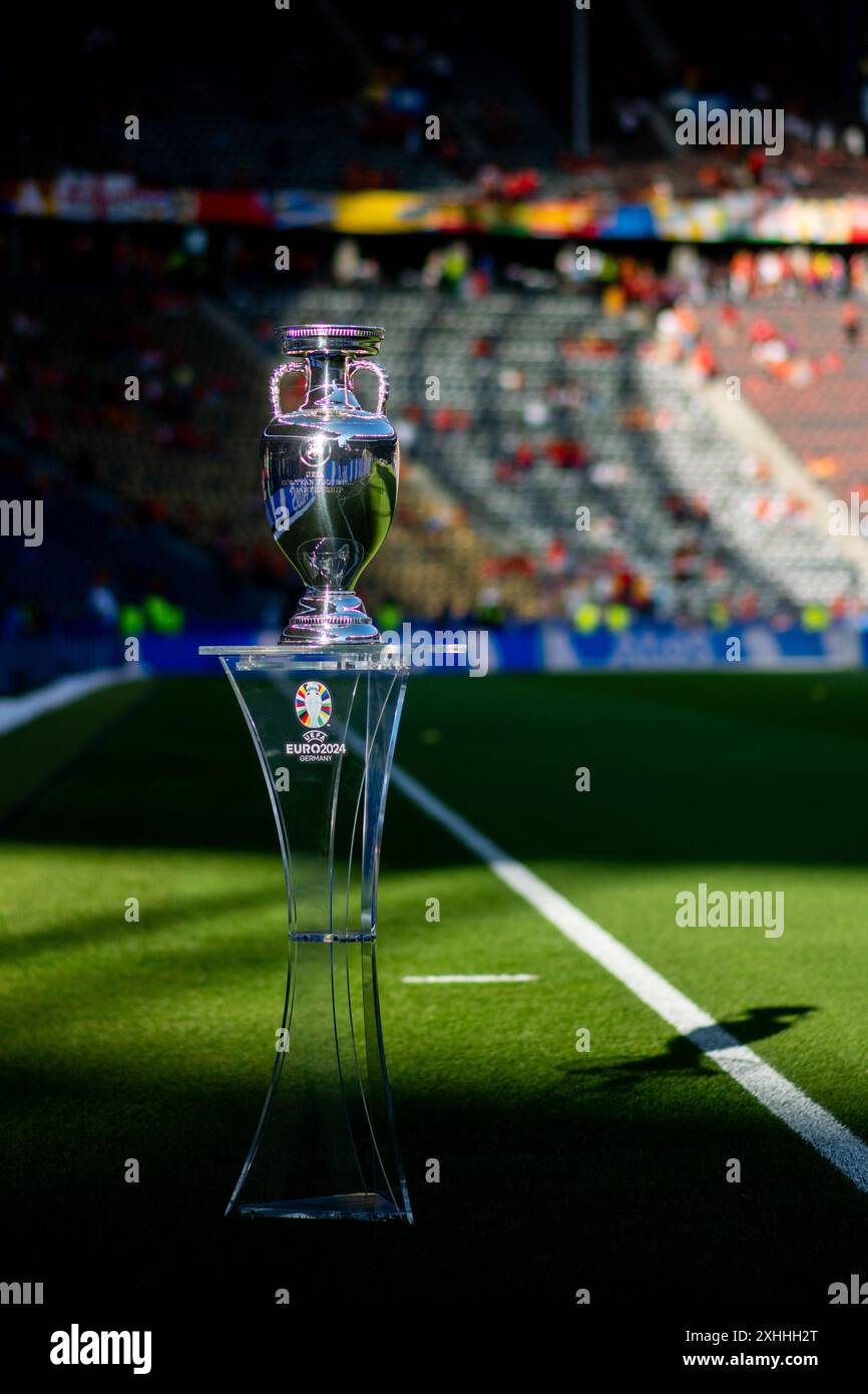 Symbolbild / Themenfoto Praesentation des EM Pokal Henri-Delaunay-Pokal ...