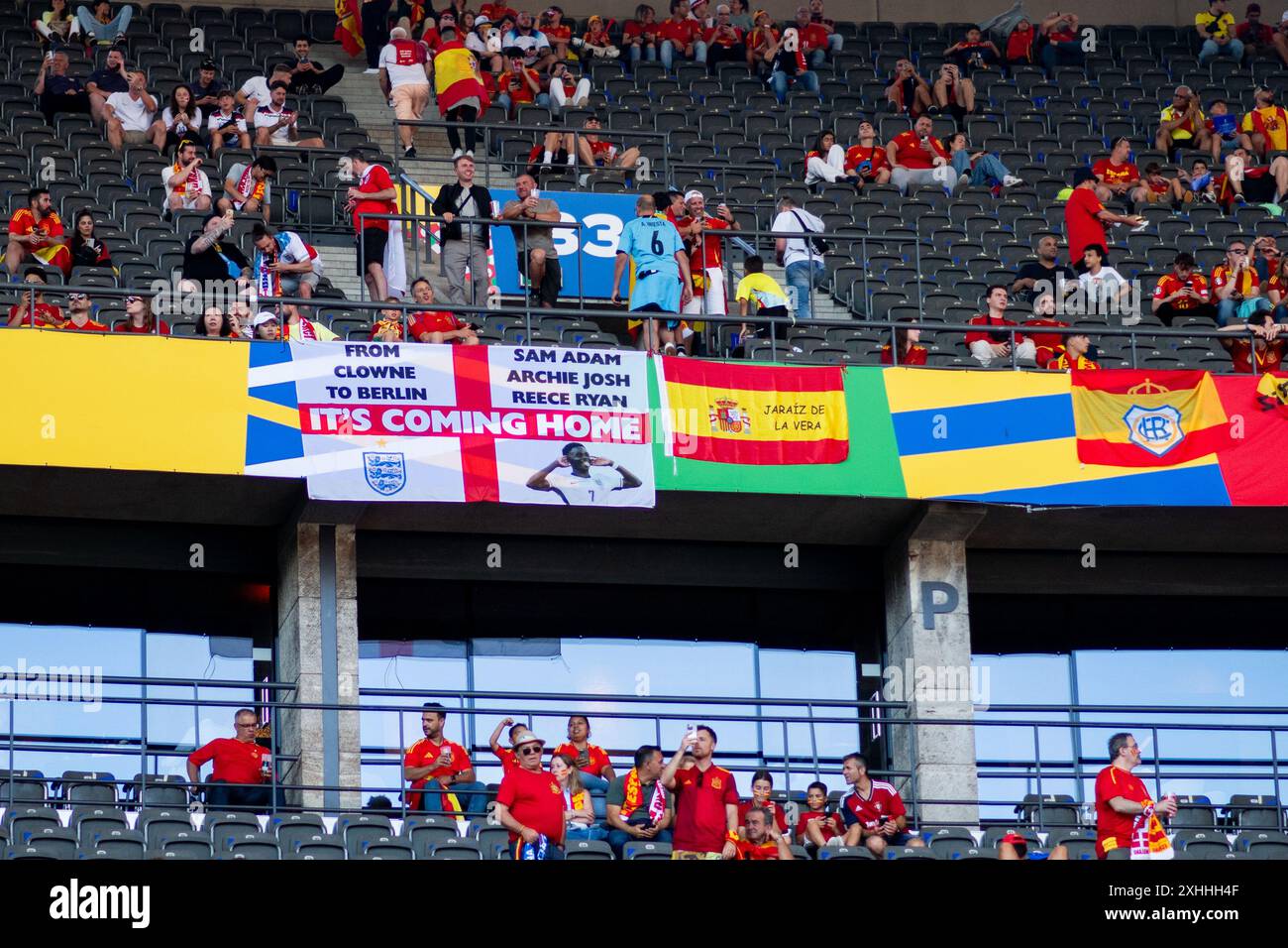 Fans mit It´s coming Home Fahne, GER, Spain (ESP) vs England (ENG ...