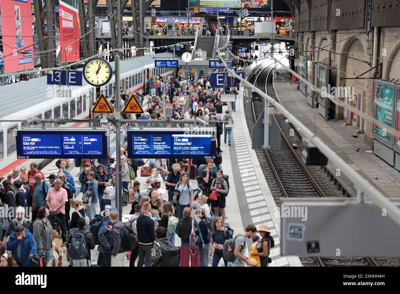 Bahnreisende warten auf dem Bahnsteig im Hauptbahnhof Hamburg auf Gleis ...