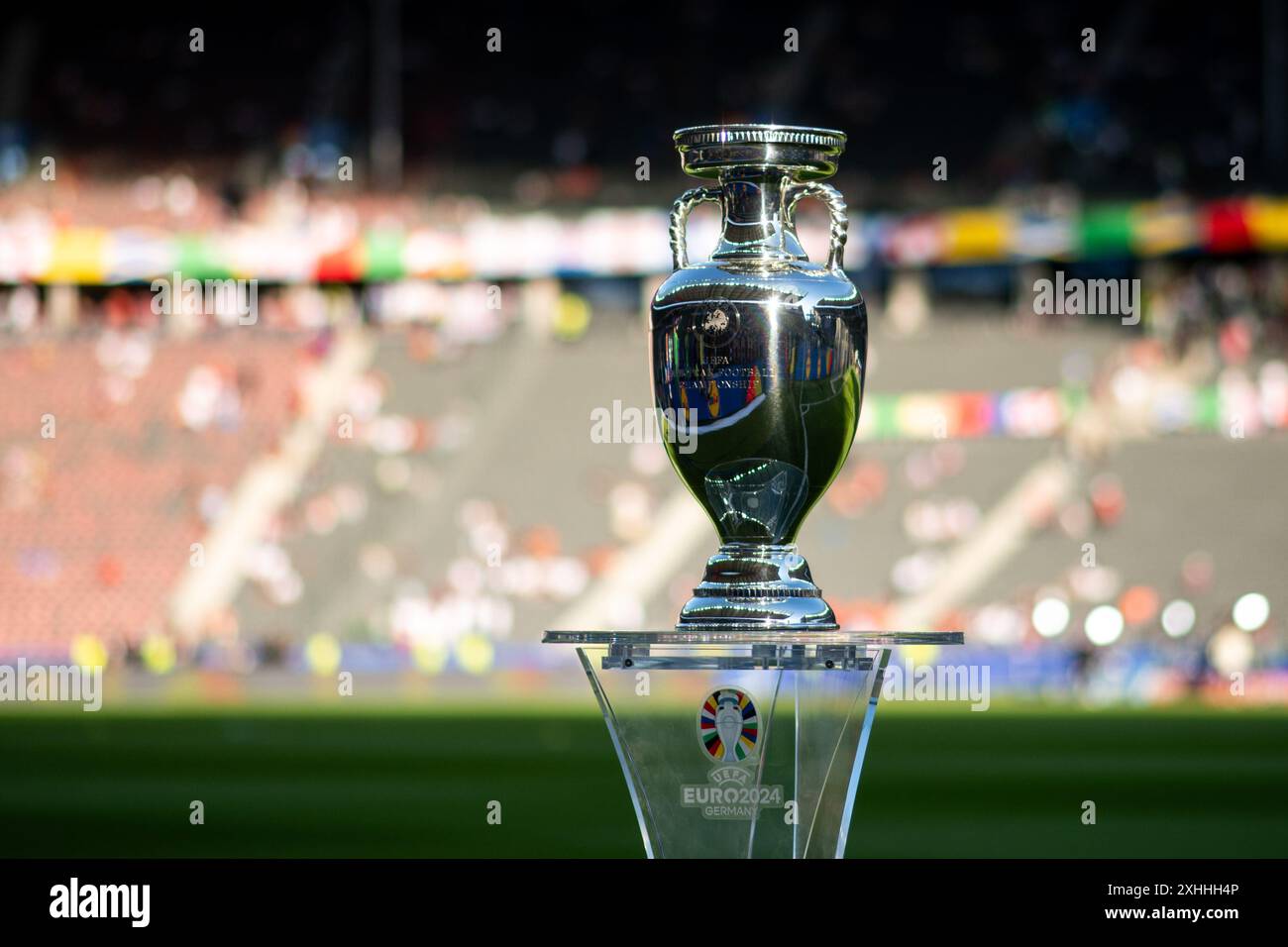 Symbolbild / Themenfoto Praesentation des EM Pokal Henri-Delaunay-Pokal ...