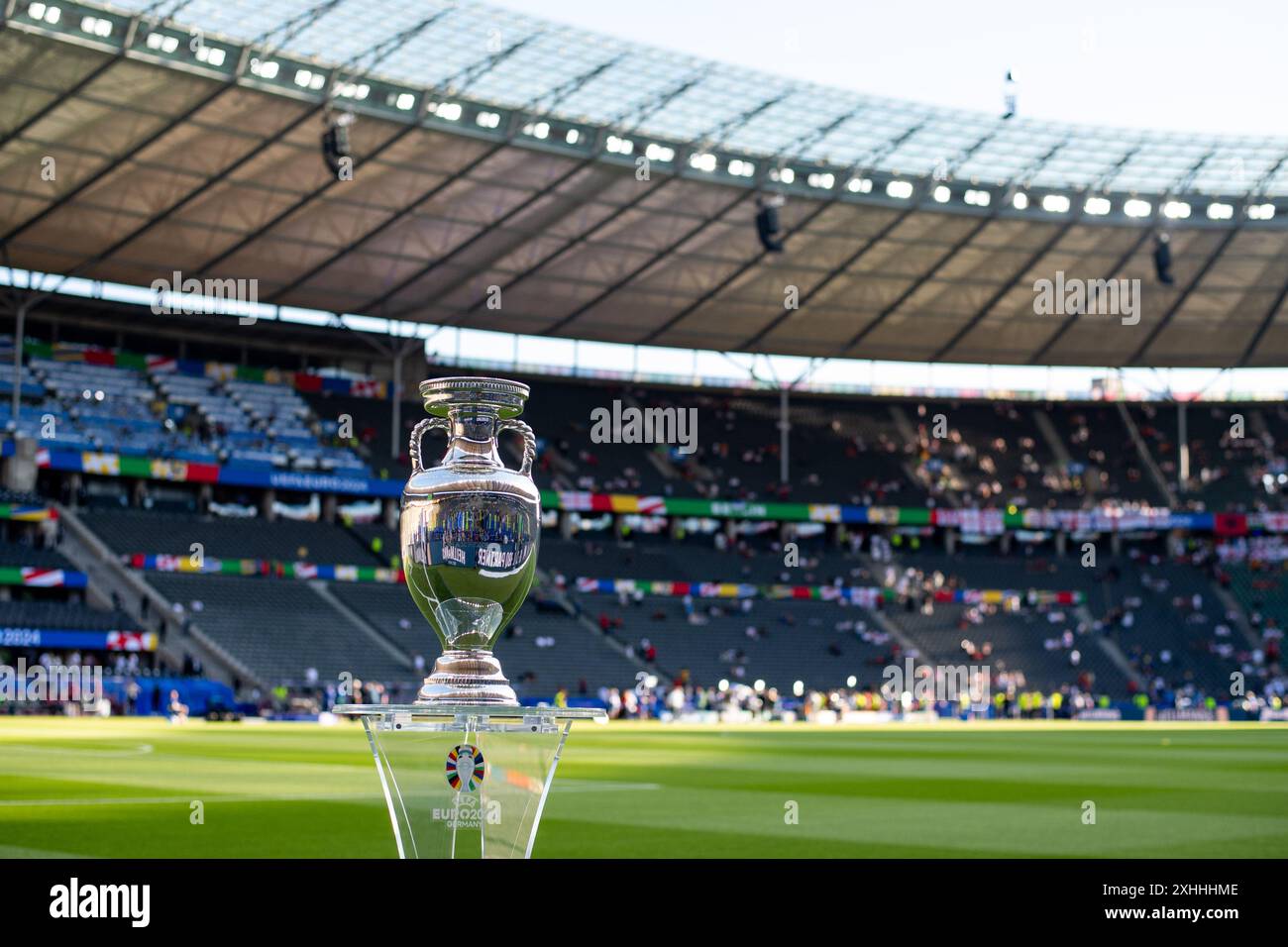 Symbolbild / Themenfoto Praesentation des EM Pokal Henri-Delaunay-Pokal ...