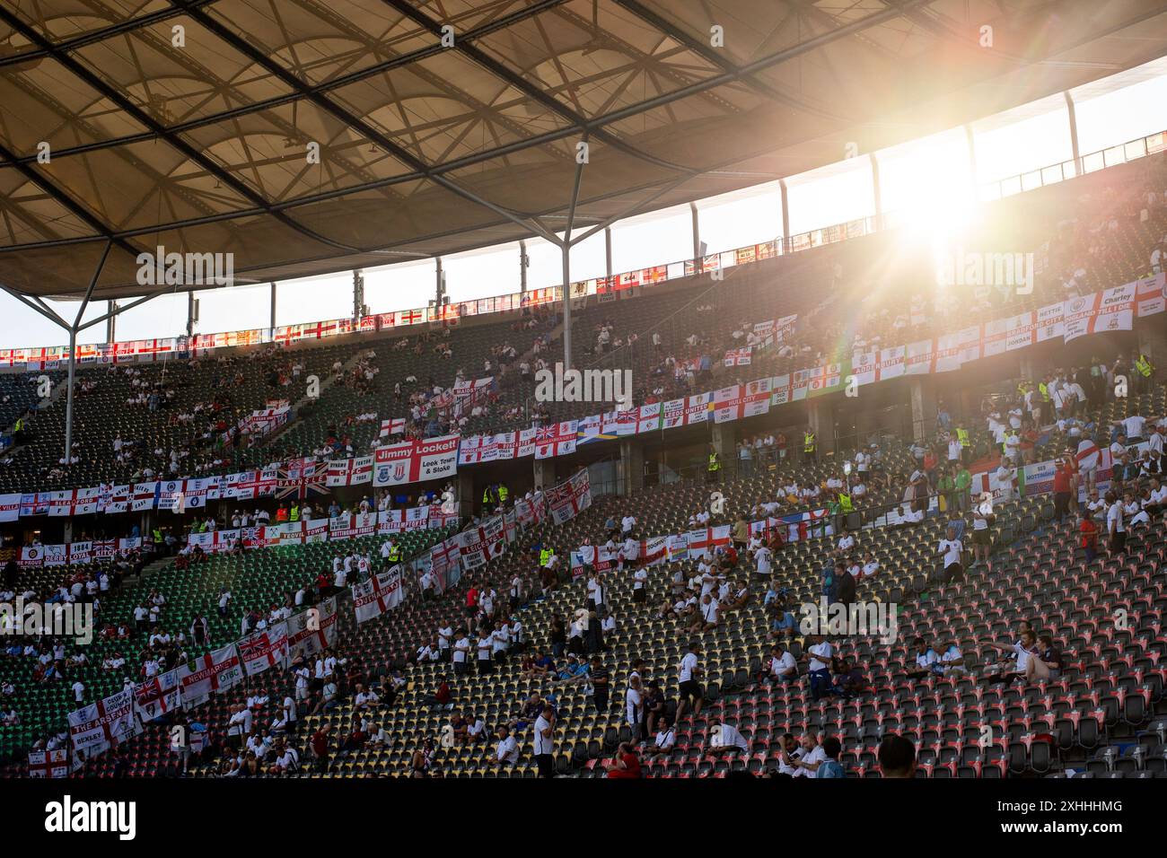 Englische Fans kommen im Stadion an, Tribuene am Marathontor, dahinter ...