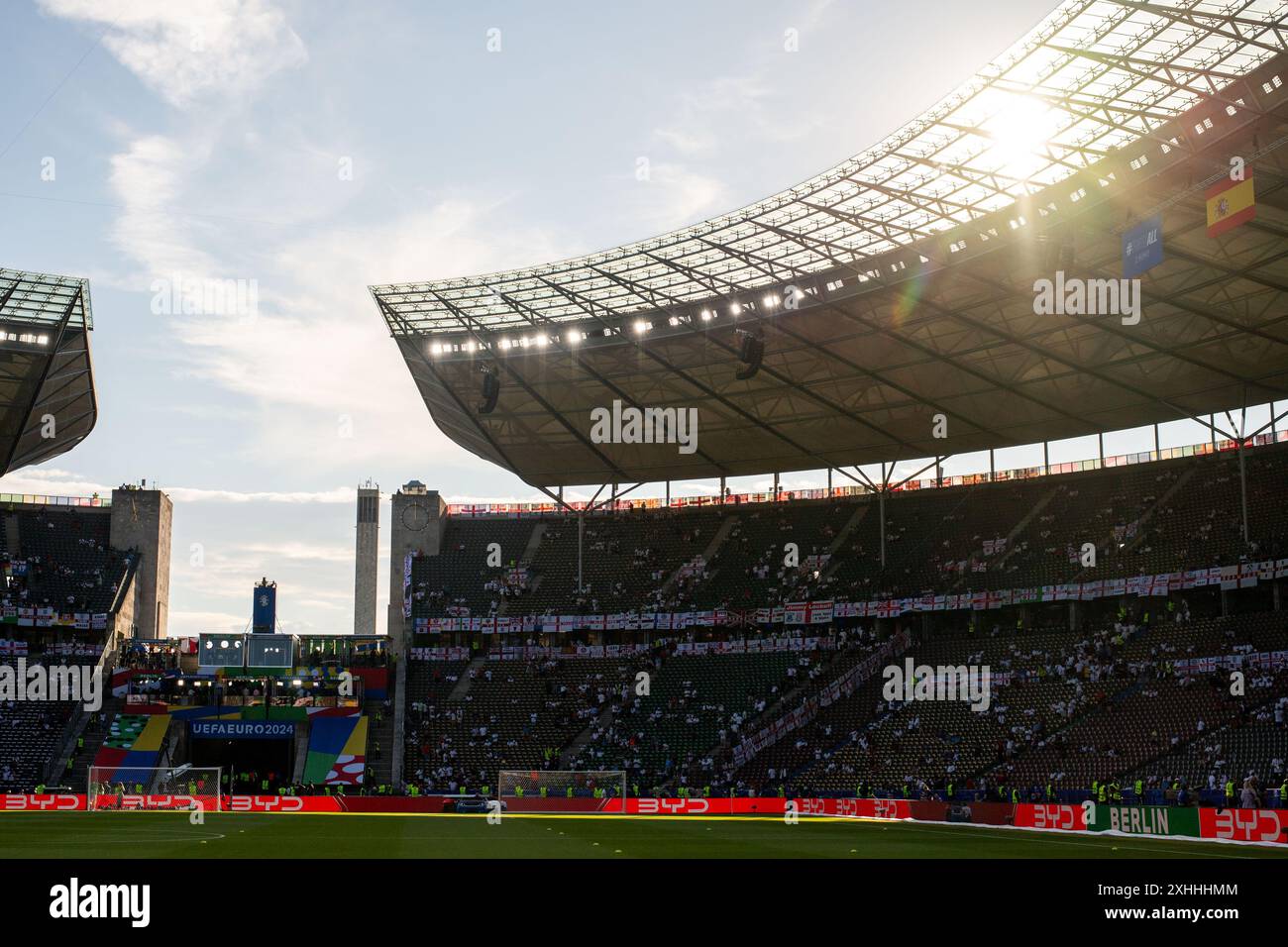 Englische Fans kommen im Stadion an, Tribuene am Marathontor, dahinter ...