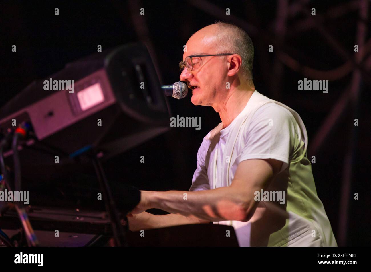 Italian singer Music Concert - ELIO E LE STORIE TESE - MI RESTA SOLO UN ...