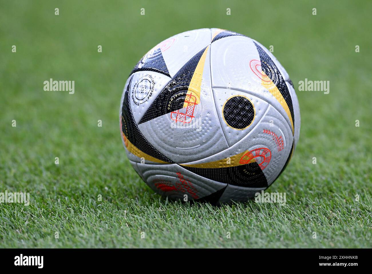 Adidas spielball hi-res stock photography and images - Alamy