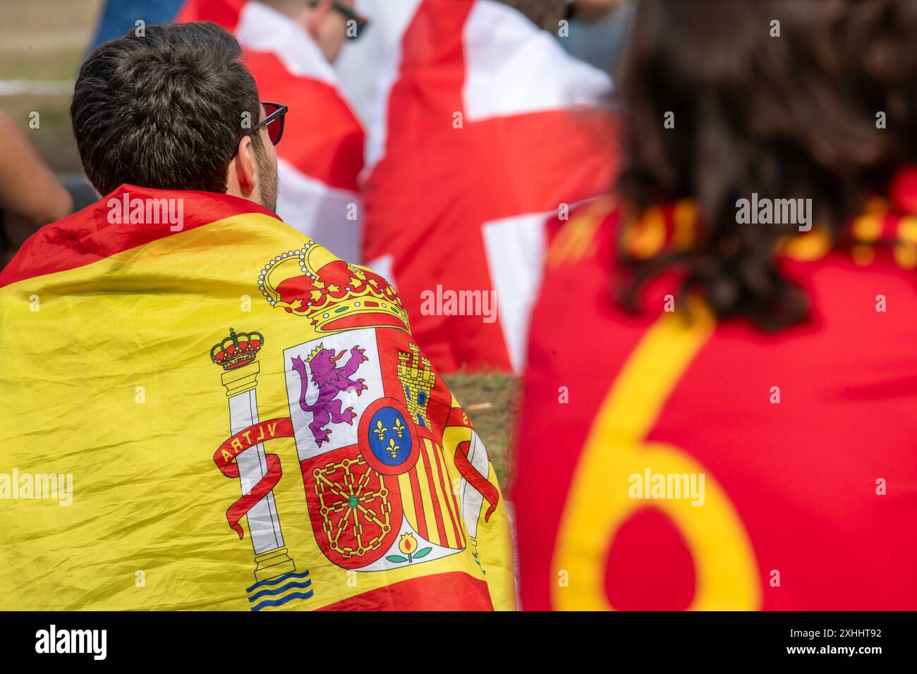 Gemeinsam freuen sich spanische und englische Fans auf das EM-Endspiel ...