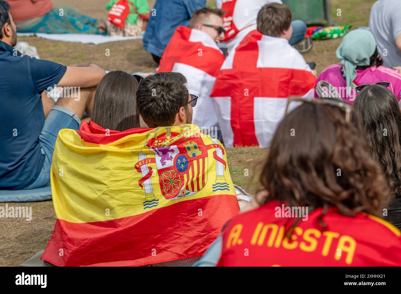 Gemeinsam freuen sich spanische, englische und deutsche Fans auf das EM ...