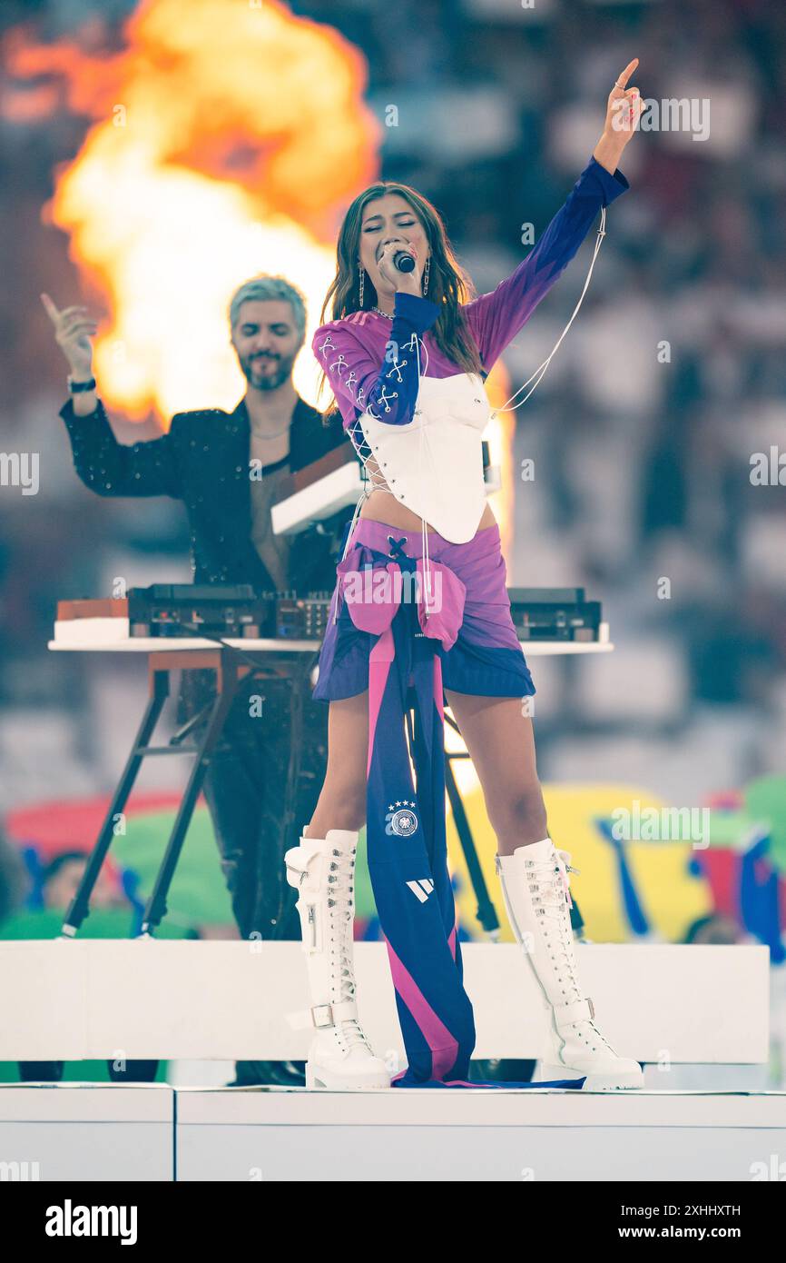 Leony (Saengerin Leonie Burger) im Adidas DFB Auswaertstrikot von ...