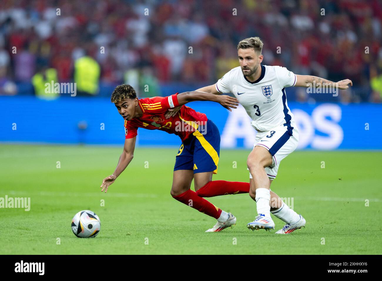 Lamine Yamal (Spanien, #19) im Zweikampf mit Luke Shaw (England, #03 ...