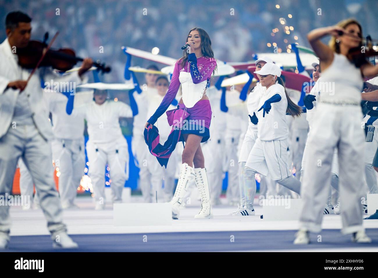 Leony (Saengerin Leonie Burger) im Adidas DFB Auswaertstrikot von ...