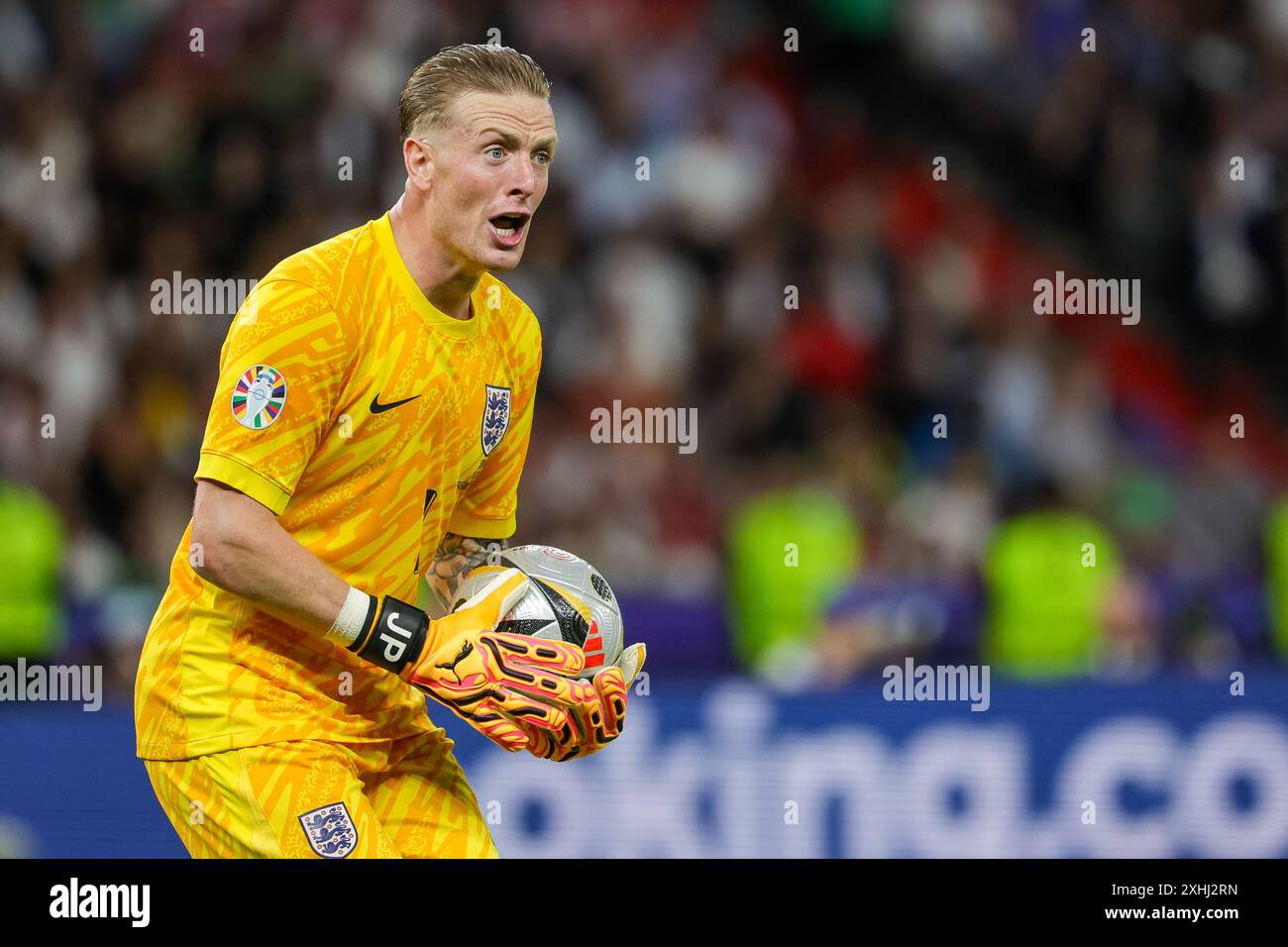 England goalkeeper jordan pickford reacts hi-res stock photography and ...