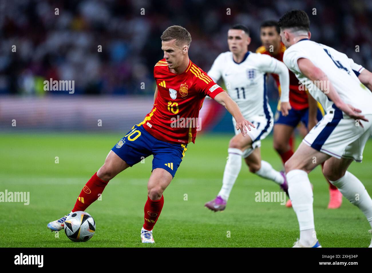 Daniel Olmo (Spanien, #10) am Ball, davor Declan Rice (England, #04 ...