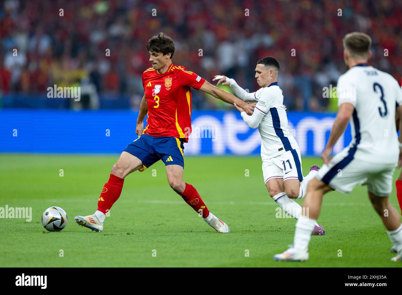 Robin Aime Le Normand (Spanien, #03) im Zweikampf mit Philip Foden ...