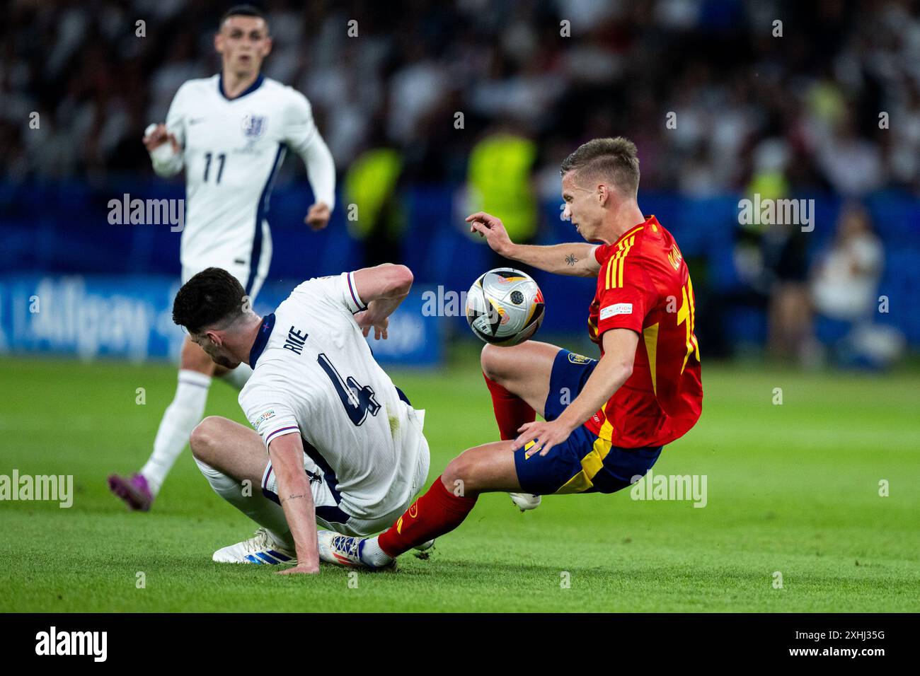 Daniel Olmo (Spanien, #10) im Zweikampf mit Declan Rice (England, #04 ...