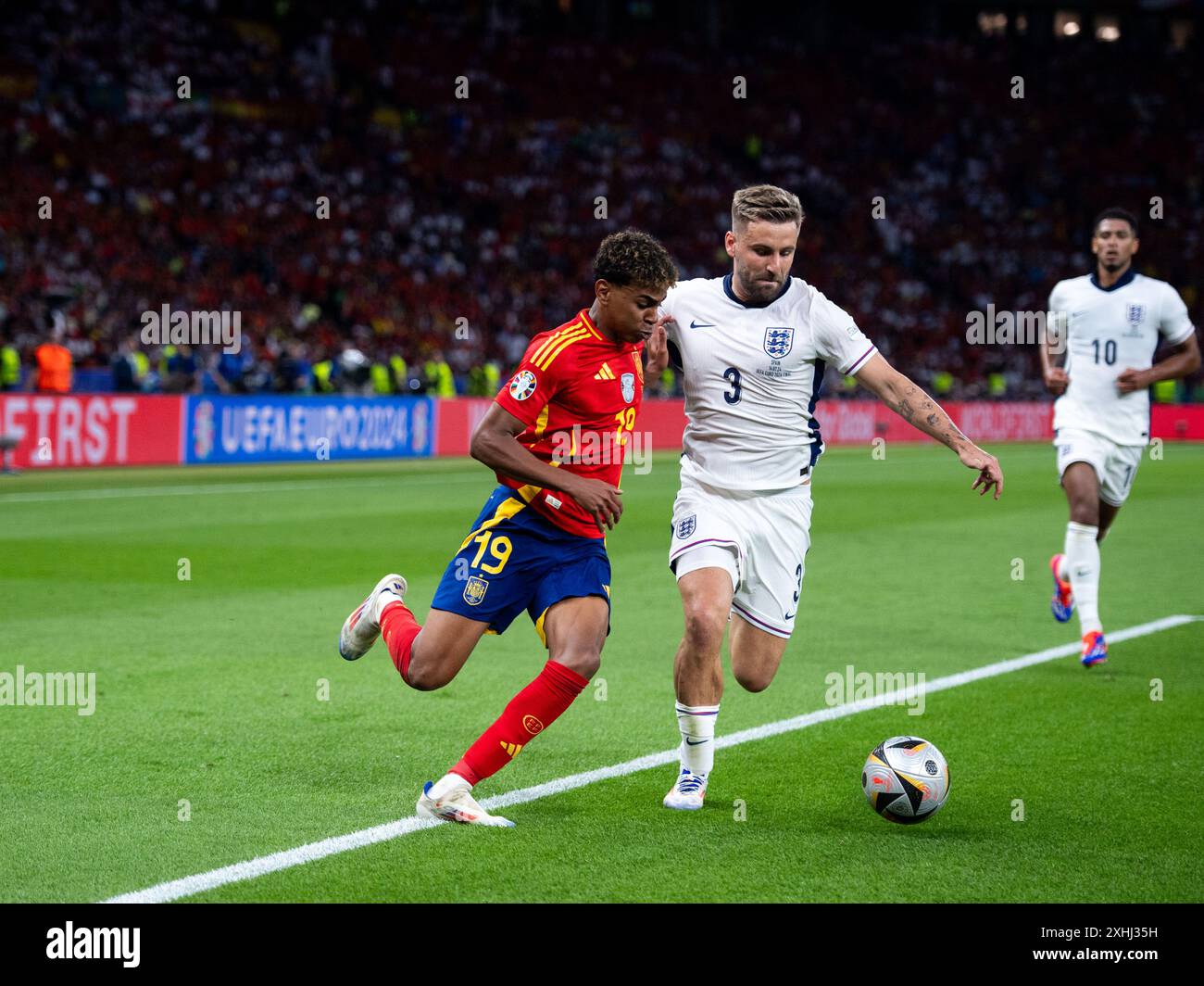 Lamine Yamal (Spanien, #19) im Zweikampf mit Luke Shaw (England, #03), GER, Spain (ESP) vs ...