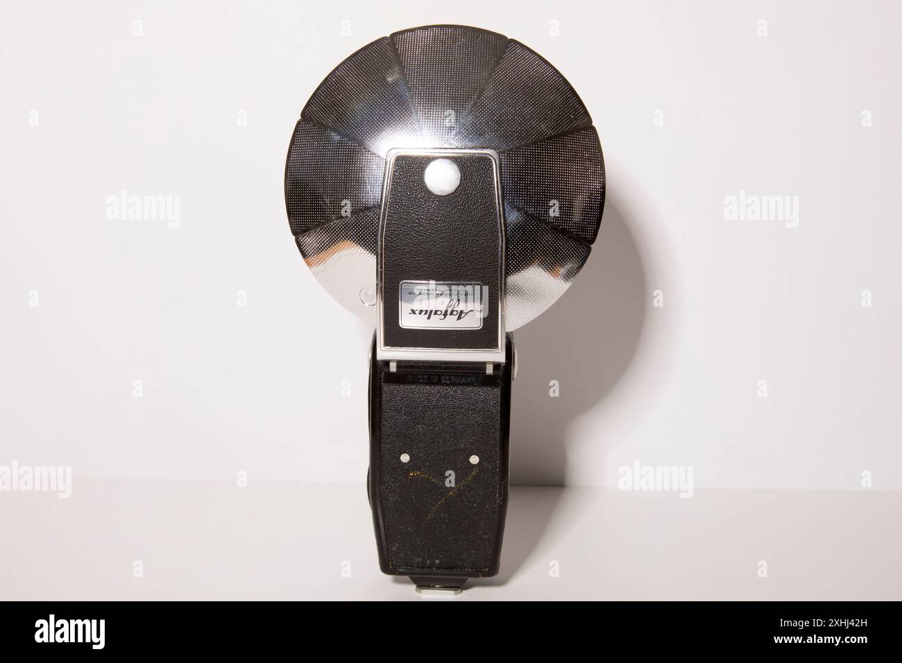 Old camera with flash reflector hi-res stock photography and images - Alamy