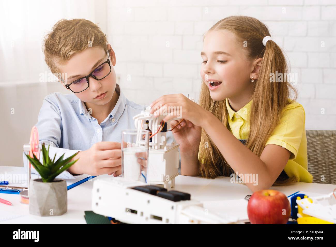 Middle school classroom project hi-res stock photography and images - Alamy