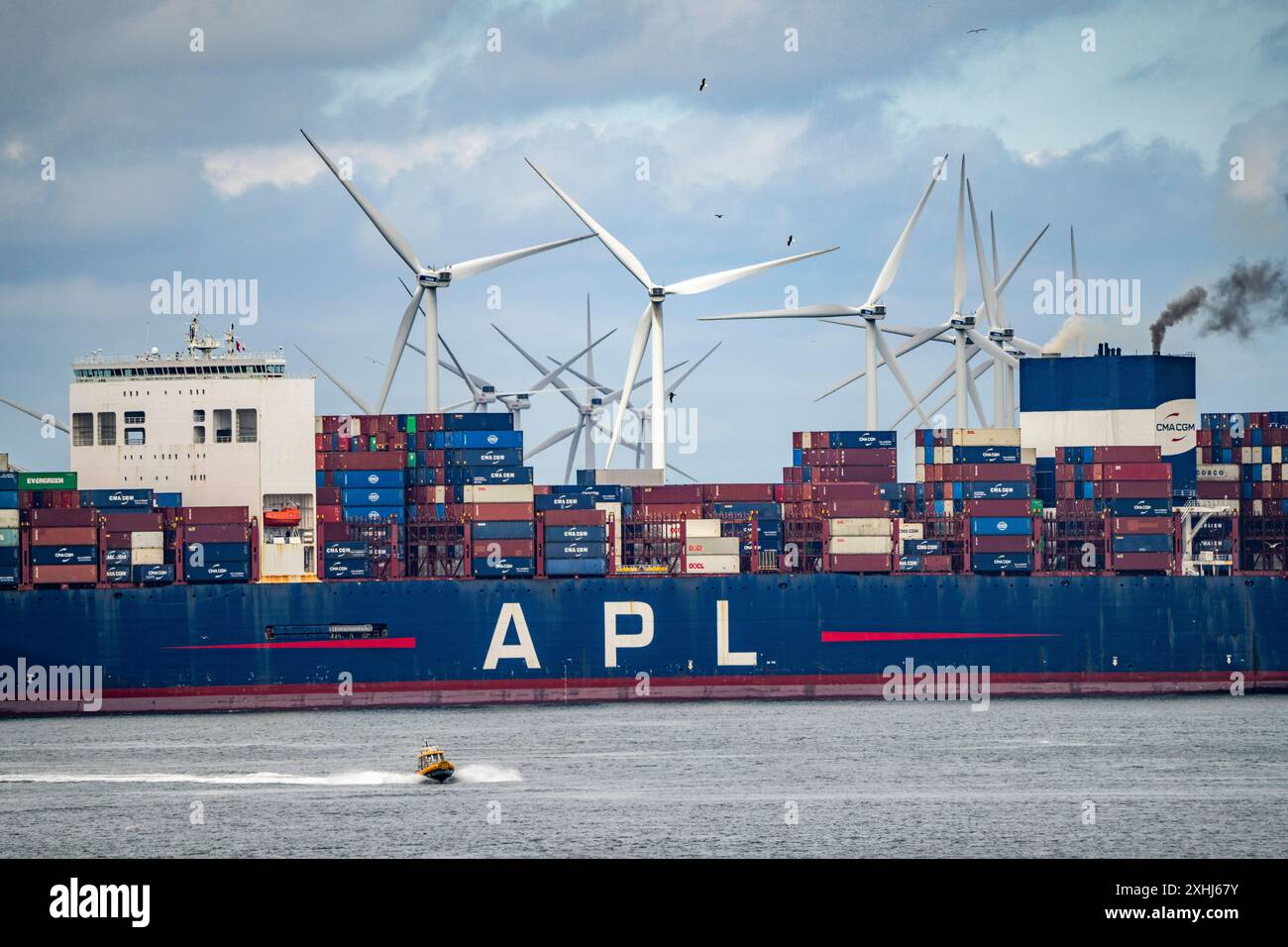 Einfahrt zum Seehafen von Rotterdam, APL Raffles Containerfrachter ...