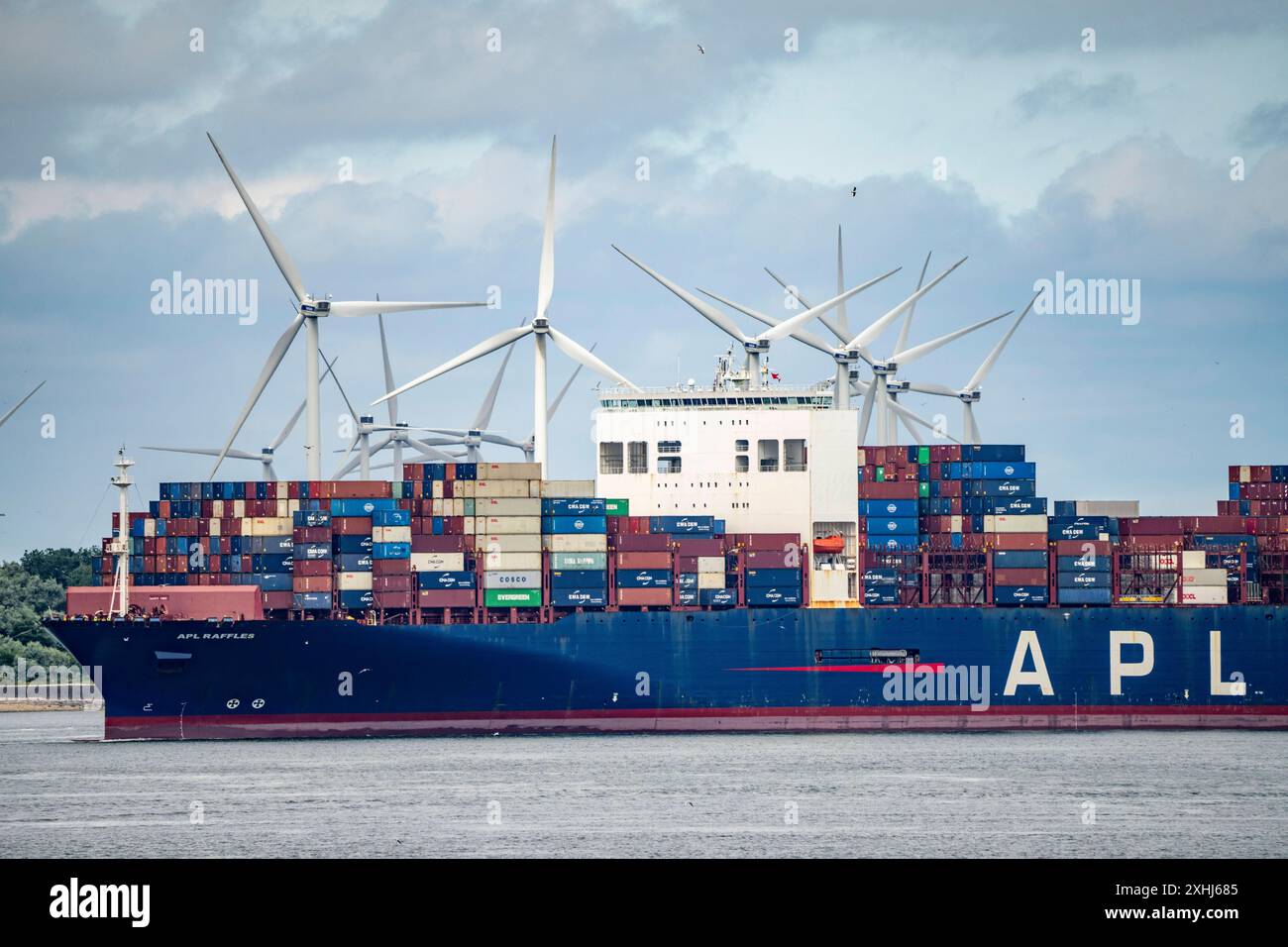 Einfahrt zum Seehafen von Rotterdam, APL Raffles Containerfrachter ...
