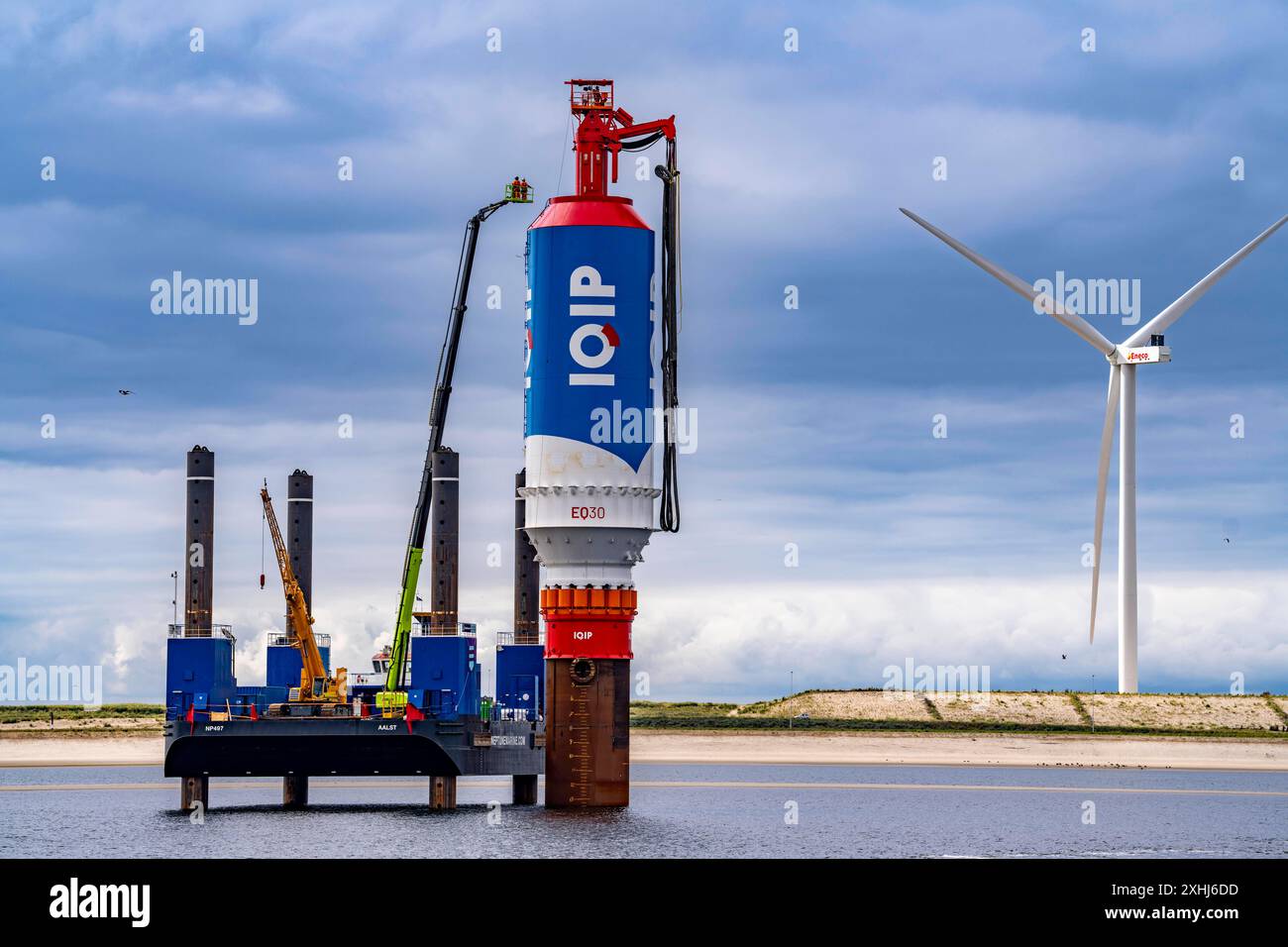 Platform mit dem IQIP EQ-Piling System, zum Lärmreduzierten rammen von ...