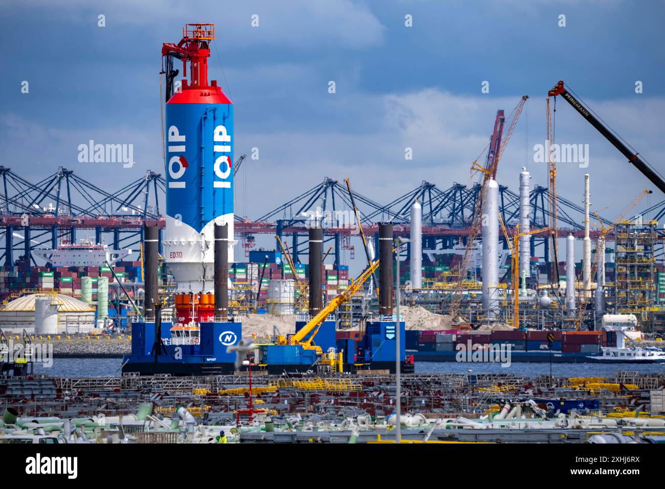 Platform mit dem IQIP EQ-Piling System, zum Lärmreduzierten rammen von ...