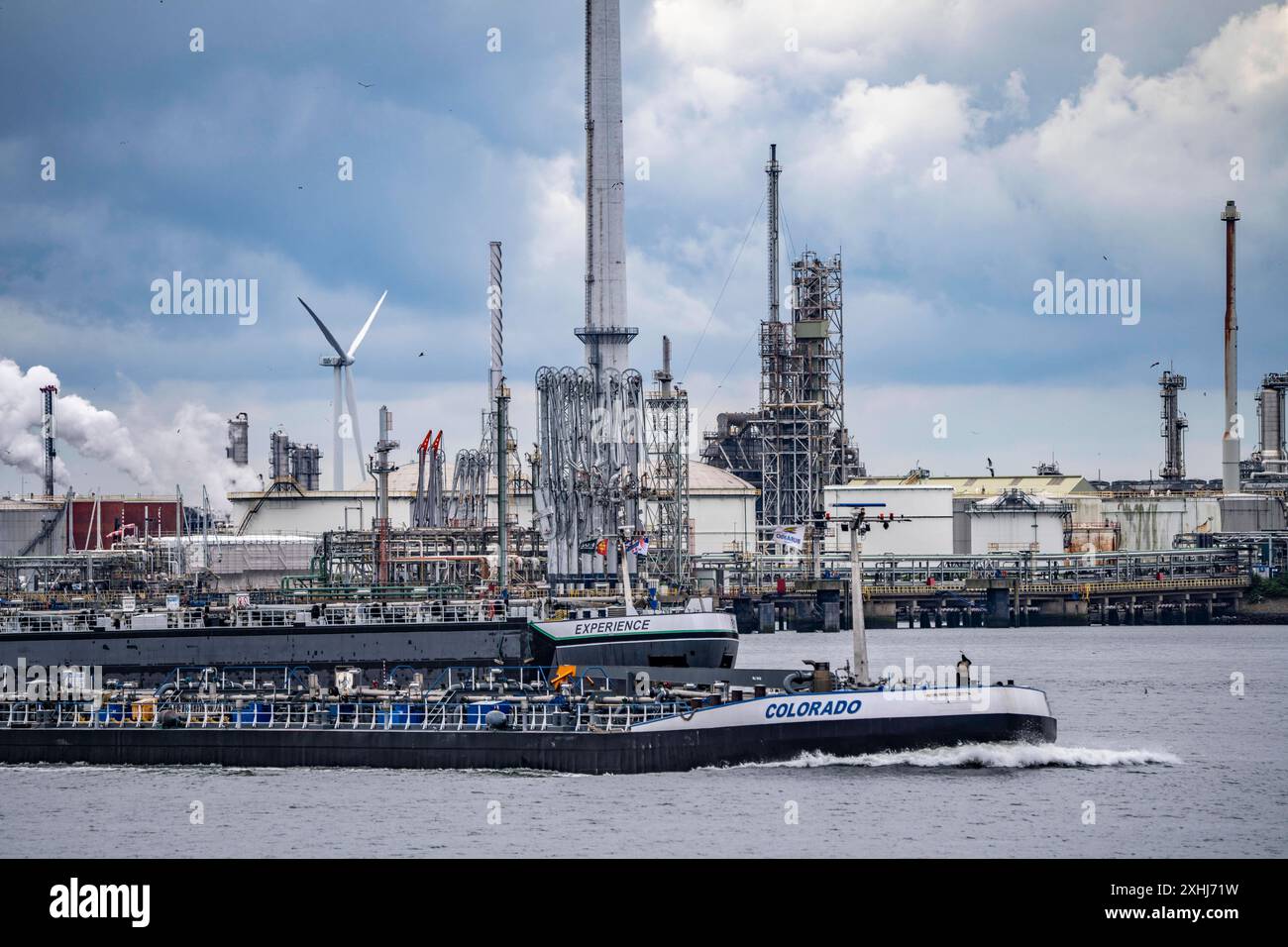Binnentankschiffe, Raffinerien, im Petroleumhaven, Seehafen von ...