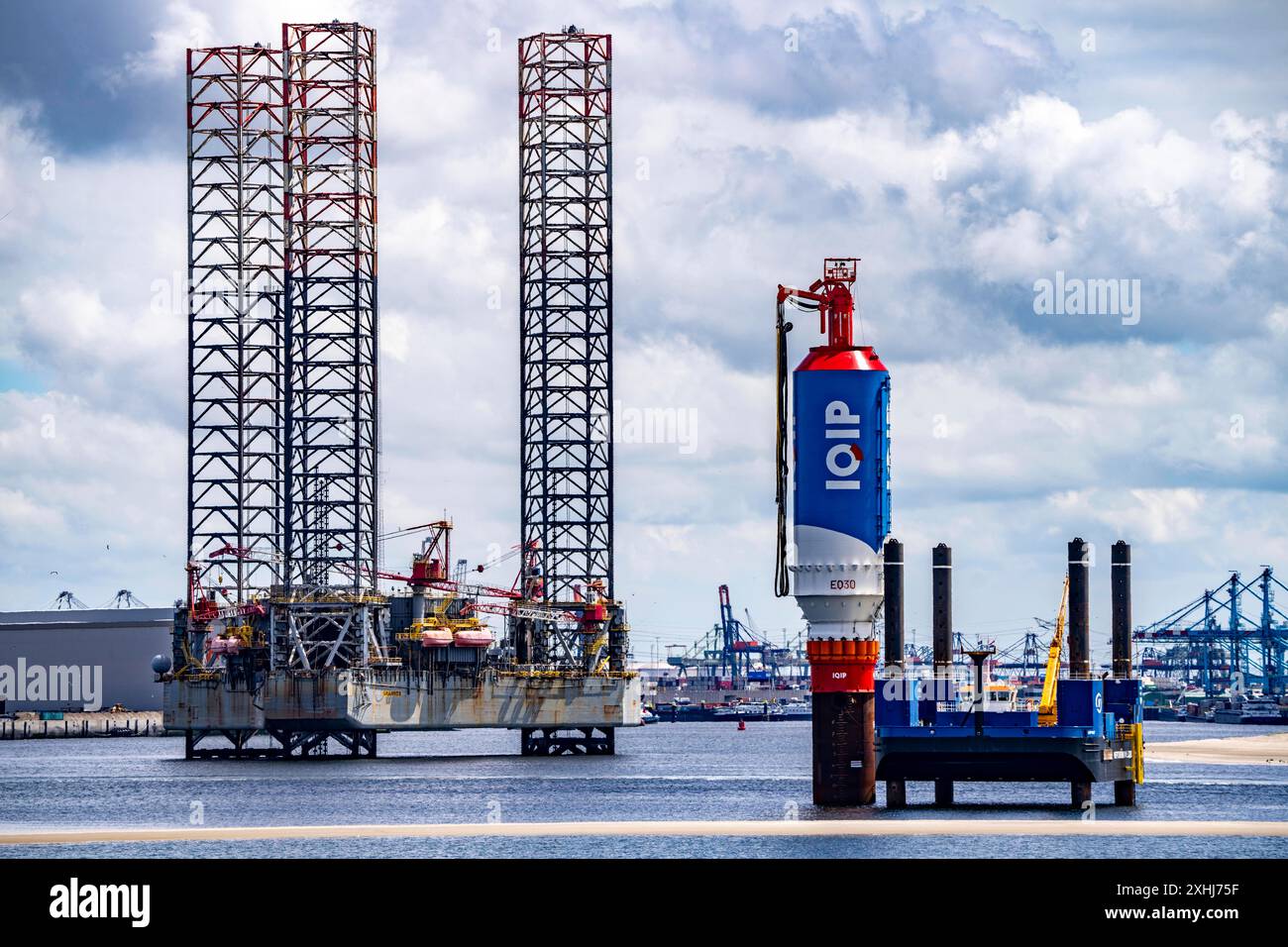 Platform mit dem IQIP EQ-Piling System, zum Lärmreduzierten rammen von ...