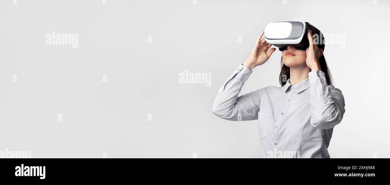 Woman Wearing VR Headset Stock Photo - Alamy