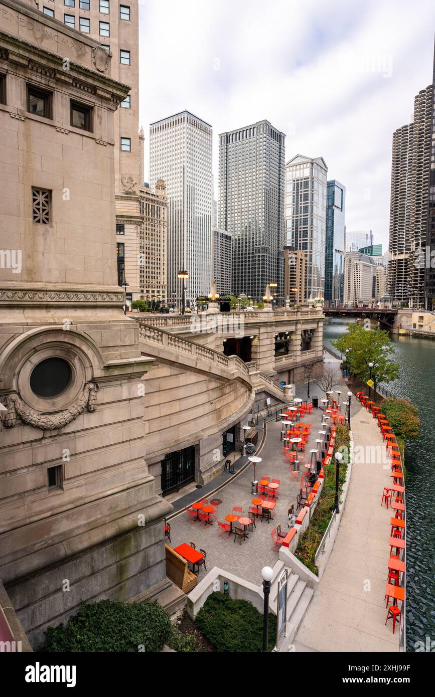 Chicago, Illinois and Chicago River with buildings, bridges and cafe ...