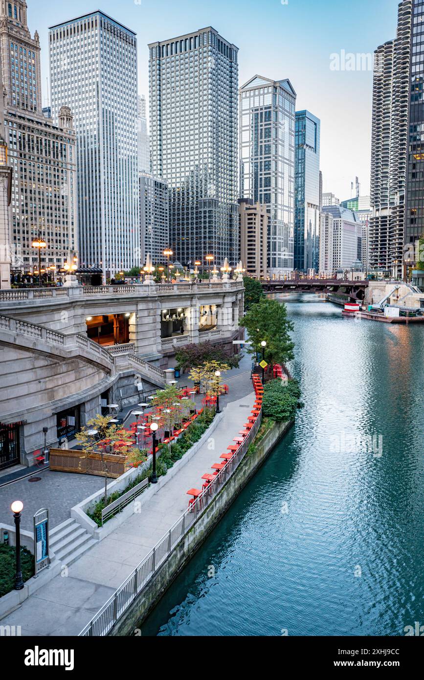 Chicago river bridges skyline hi-res stock photography and images - Alamy