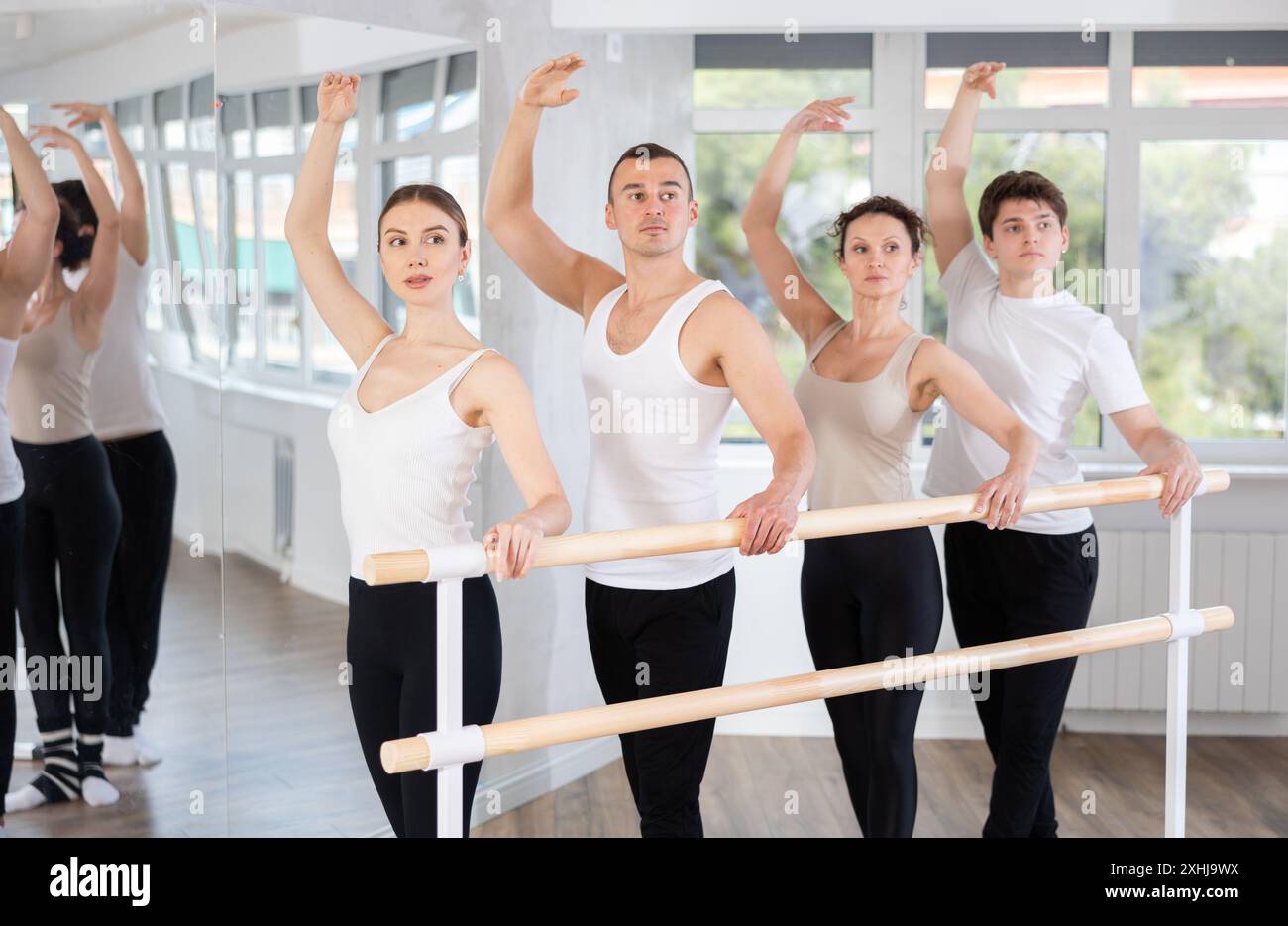 Dancers in ballet position hi-res stock photography and images - Alamy