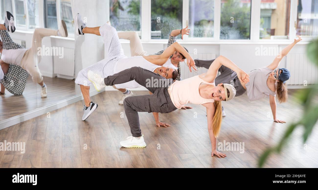 Group dancers having break hi-res stock photography and images - Alamy