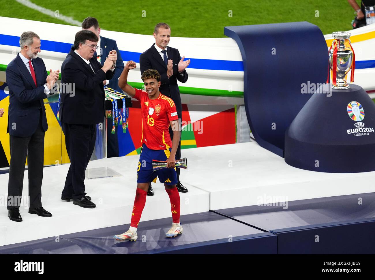 Spain's Lamine Yamal (right) with the trophy for best young player of ...