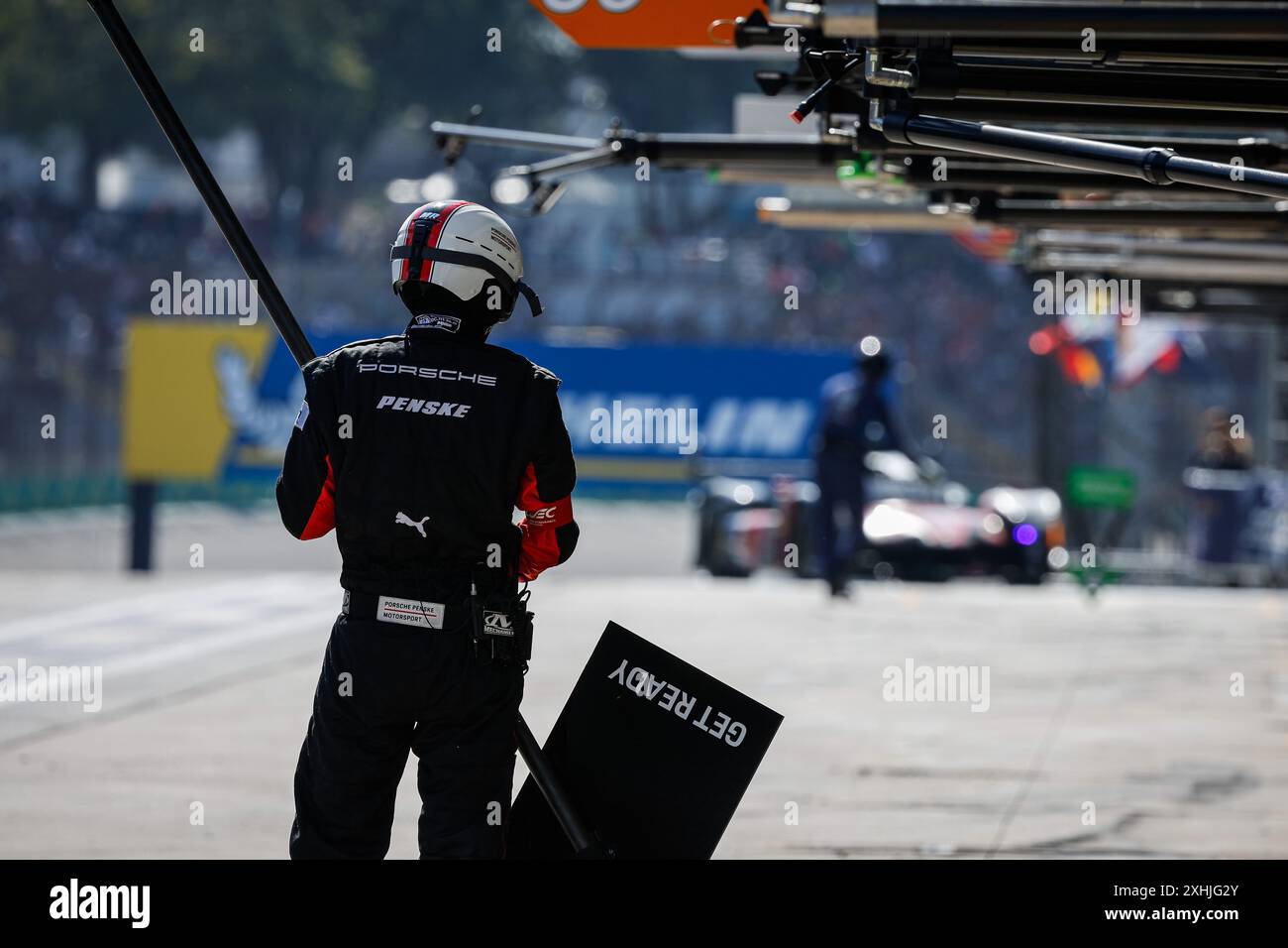mechanic, mecanicien, Porsche Penske Motorsport, Porsche 963 #05 ...
