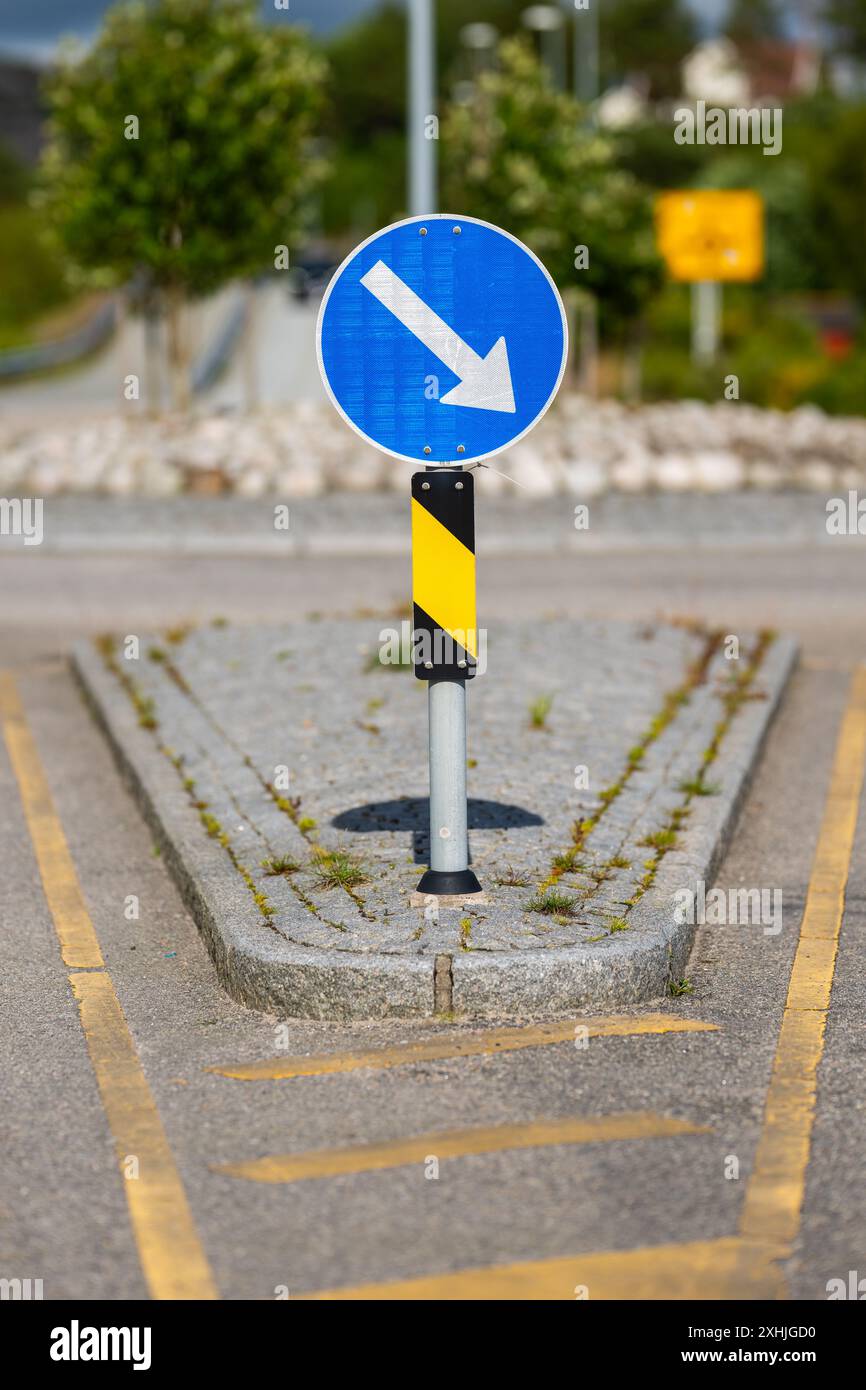 Sign marking the correct driving lane into a roundabout Stock Photo - Alamy