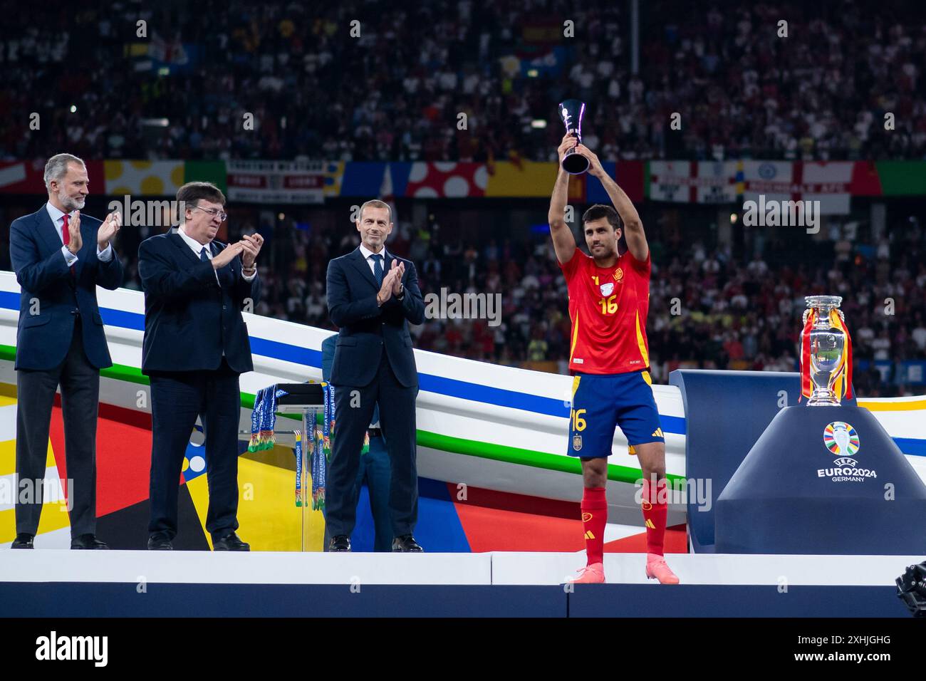 Rodrigo Rodri Hernandez Cascante (Spanien, #16) jubelt ueber den Sieg ...