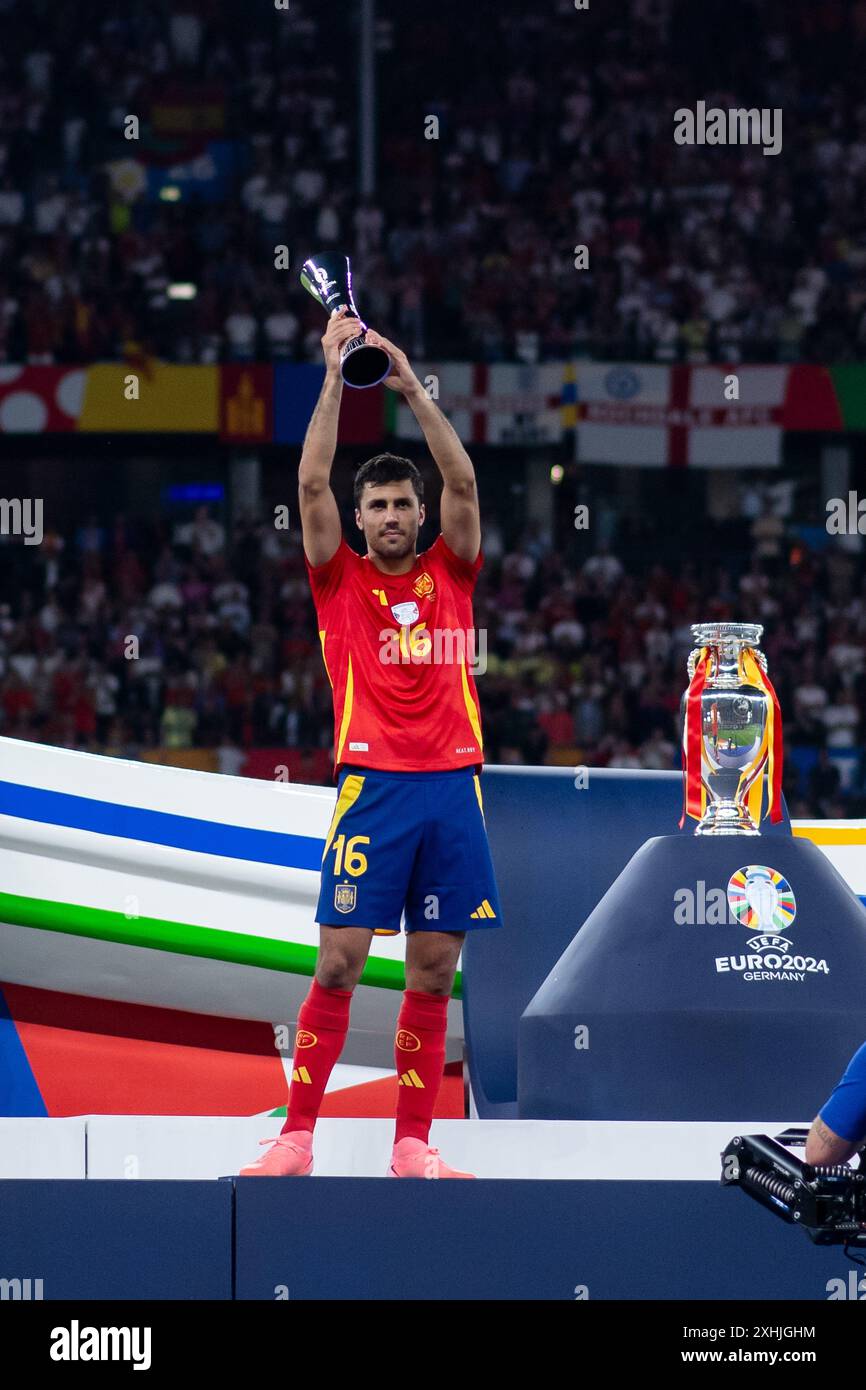 Rodrigo Rodri Hernandez Cascante (Spanien, #16) jubelt ueber den Sieg ...