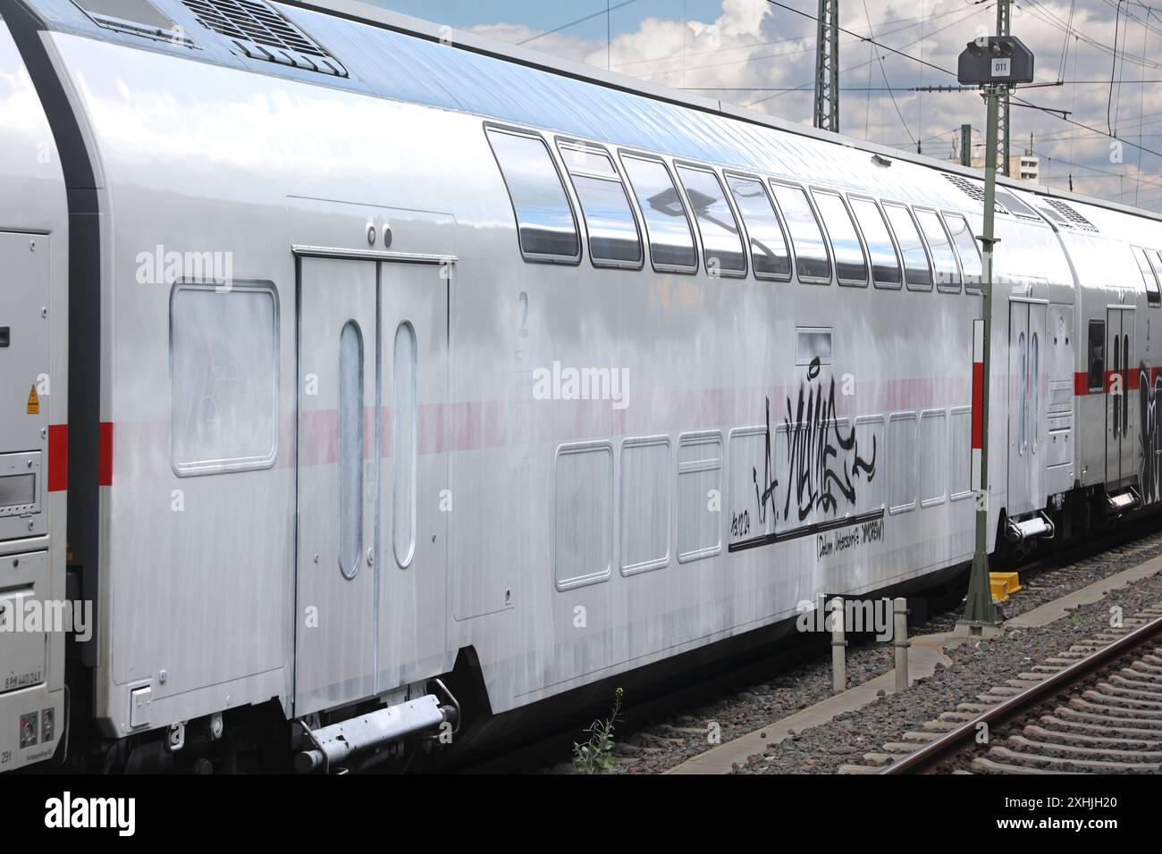 Graffitis an Zügen Graffiti und schwerer Sachschaden an einem IC2 im Eigentum der Deutschen Bahn ...