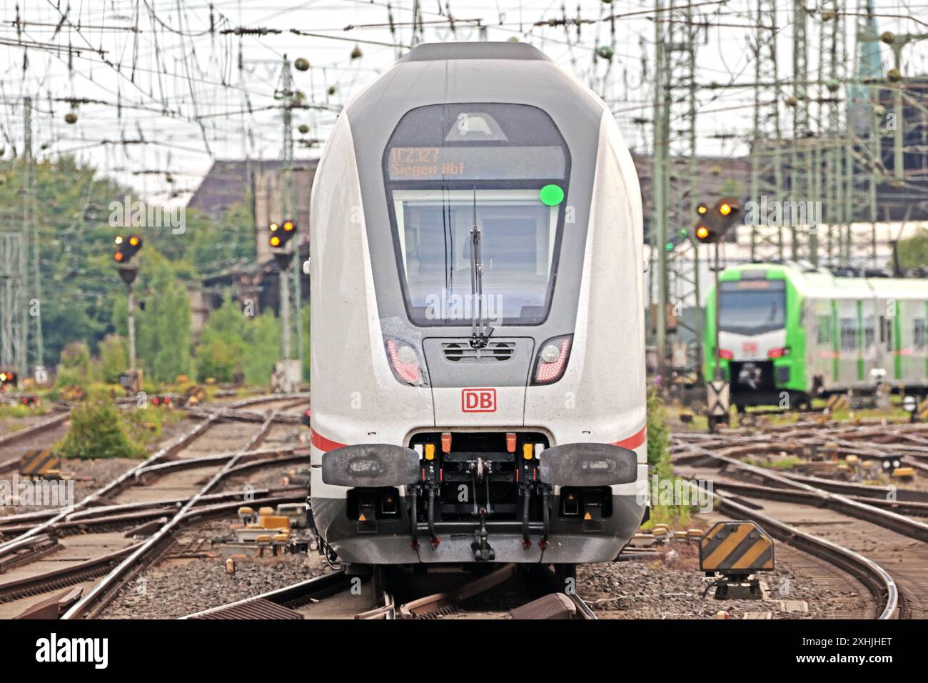 Fernverkehr mit der Bahn durch Deutschland Ein IC2 Fernverkehrszug der Deutschen Bahn im ...