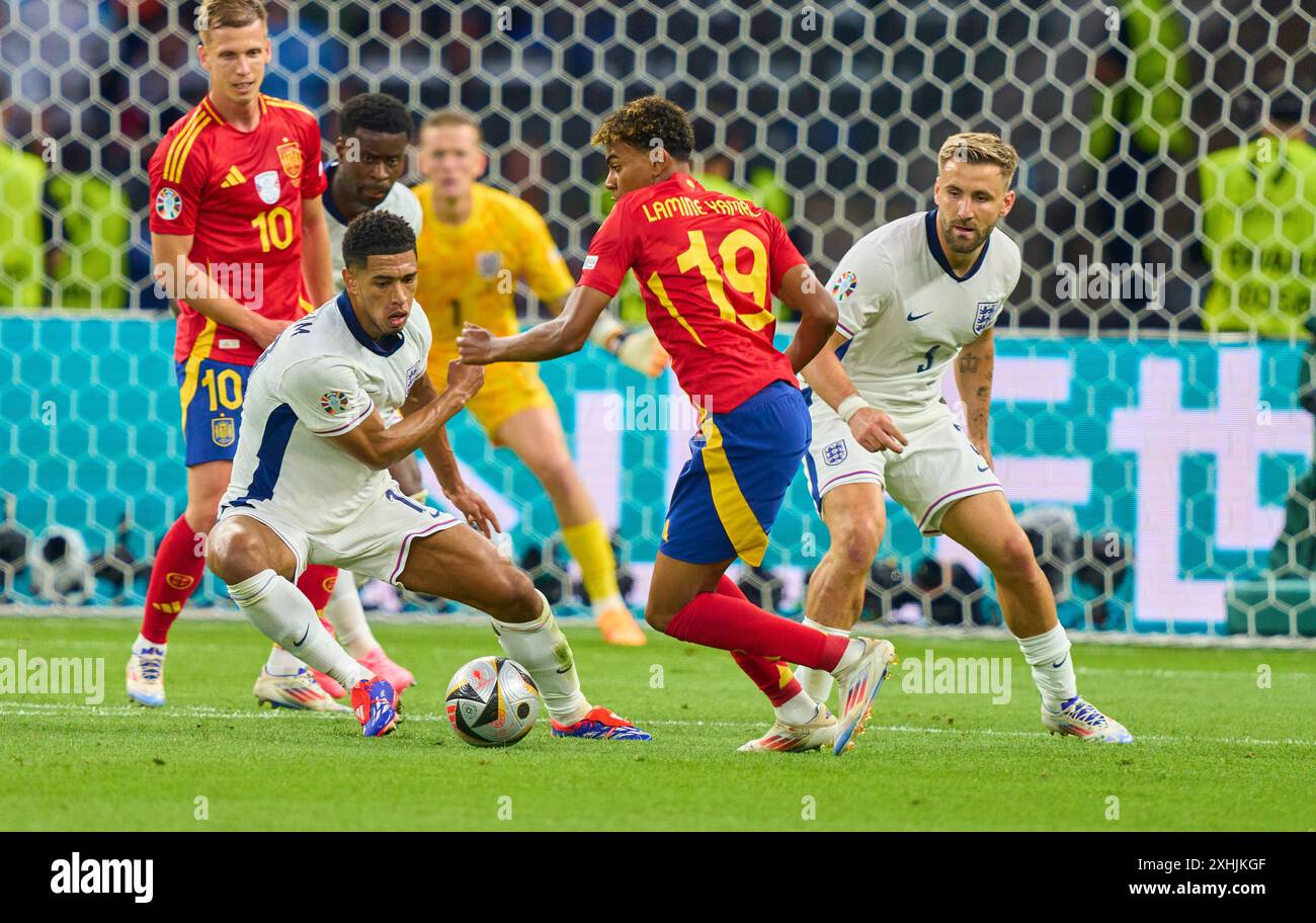 Jude Bellingham, ENG 10 Luke Shaw, England 3 compete for the ball ...